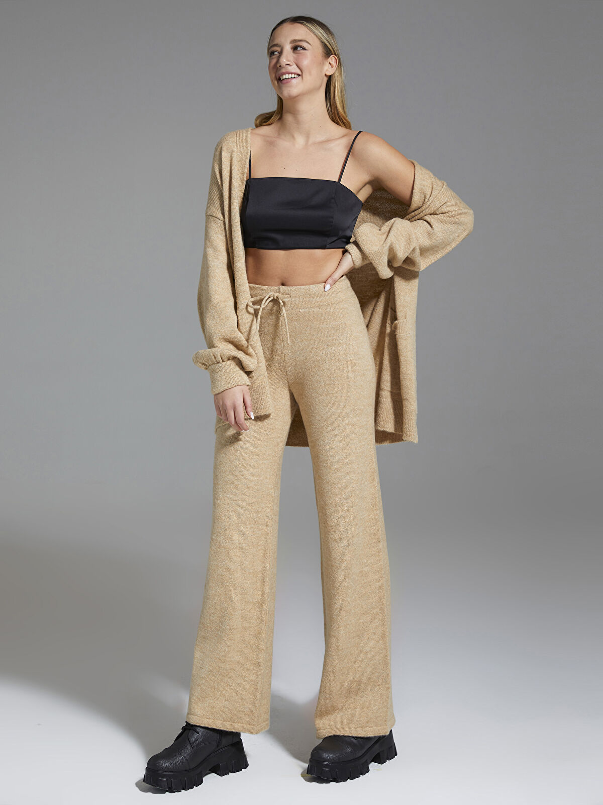 X-SIDE x Aleyna Kalaycıoğlu Kadın Pantolon - Beli Lastikli Düz Triko