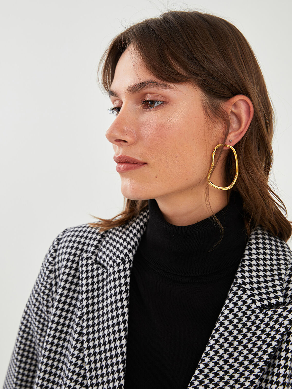 Dalgalı Yuvarlak Kadın Küpe