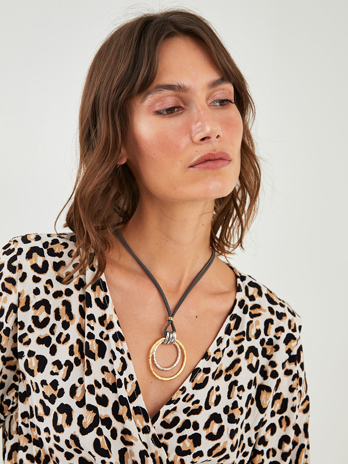 Yuvarlak Formda Kadın Kolye