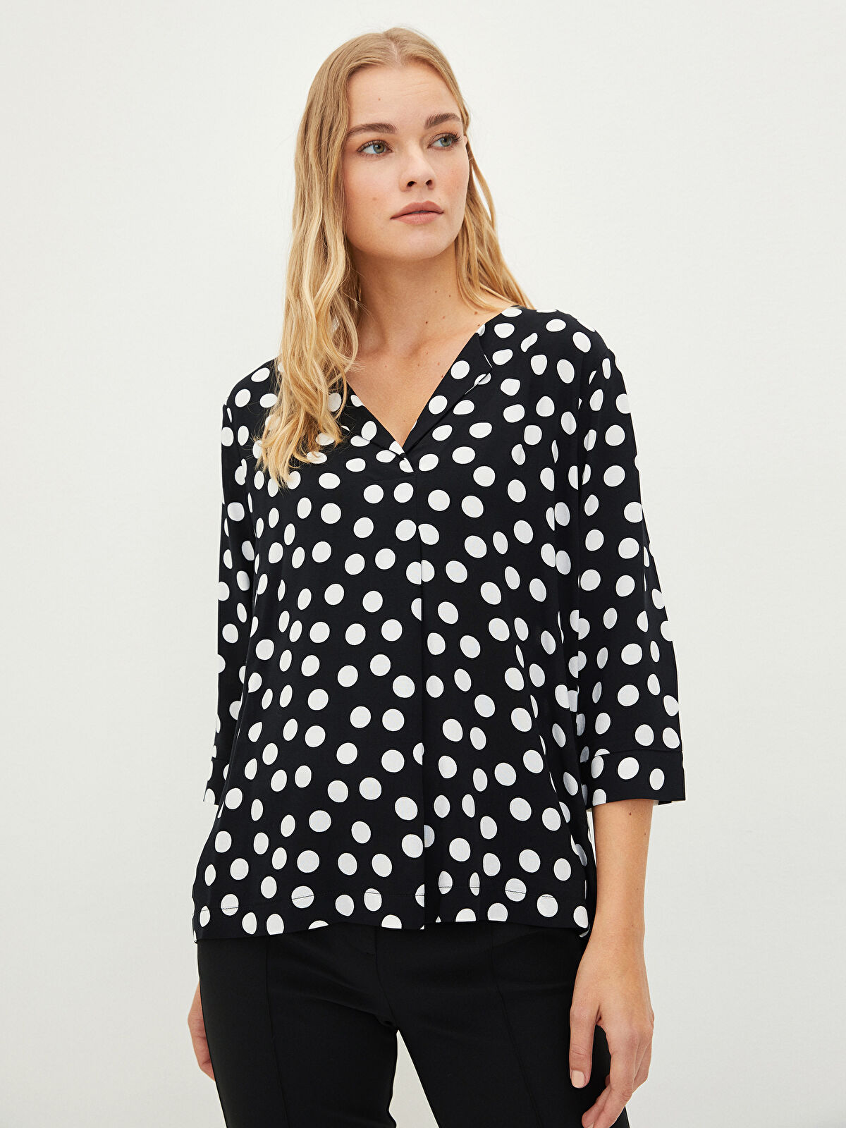 LCW CLASSIC V Yaka Puantiyeli Viskon Kadın Bluz