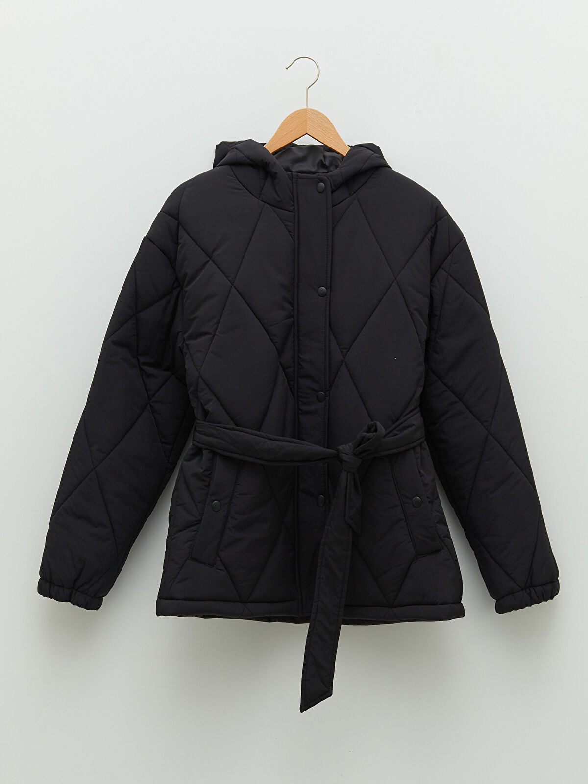 LCW CASUAL Kapüşonlu Kapitone Desenli Uzun Kollu Kadın Şişme Mont LCW CASUAL Kapüşonlu Kapitone Desenli Uzun Kollu Kadın Şişme Mont