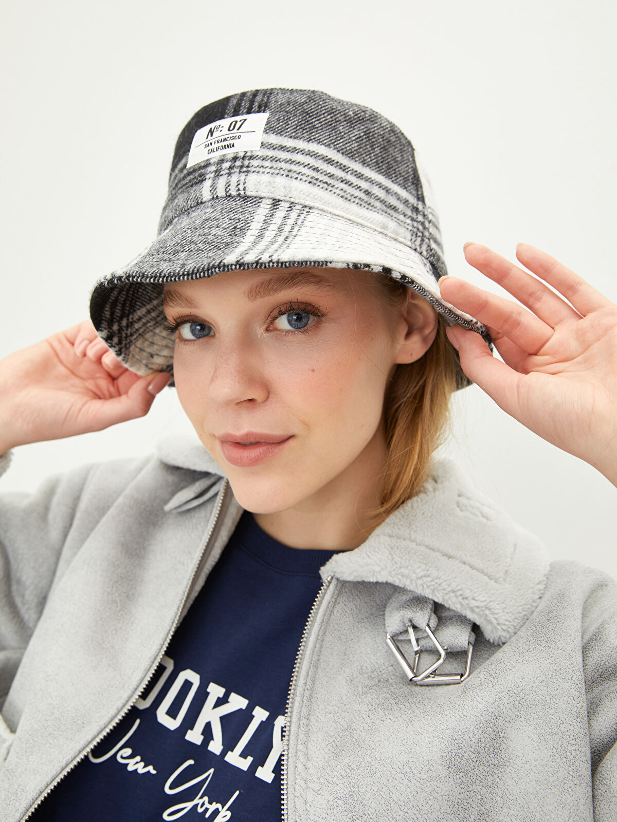 Etiket Baskılı Ekose Kadın Bucket Şapka Etiket Baskılı Ekose Kadın Bucket Şapka