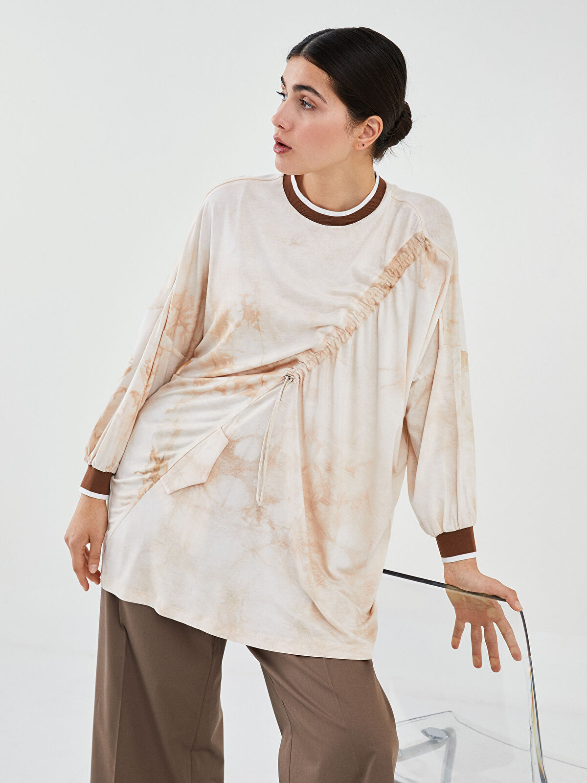 QOOQ STORE Bisiklet Yaka Batik Desenli Büzgü Detaylı Kadın Sweatshirt QOOQ STORE Bisiklet Yaka Batik Desenli Büzgü Detaylı Kadın Sweatshirt