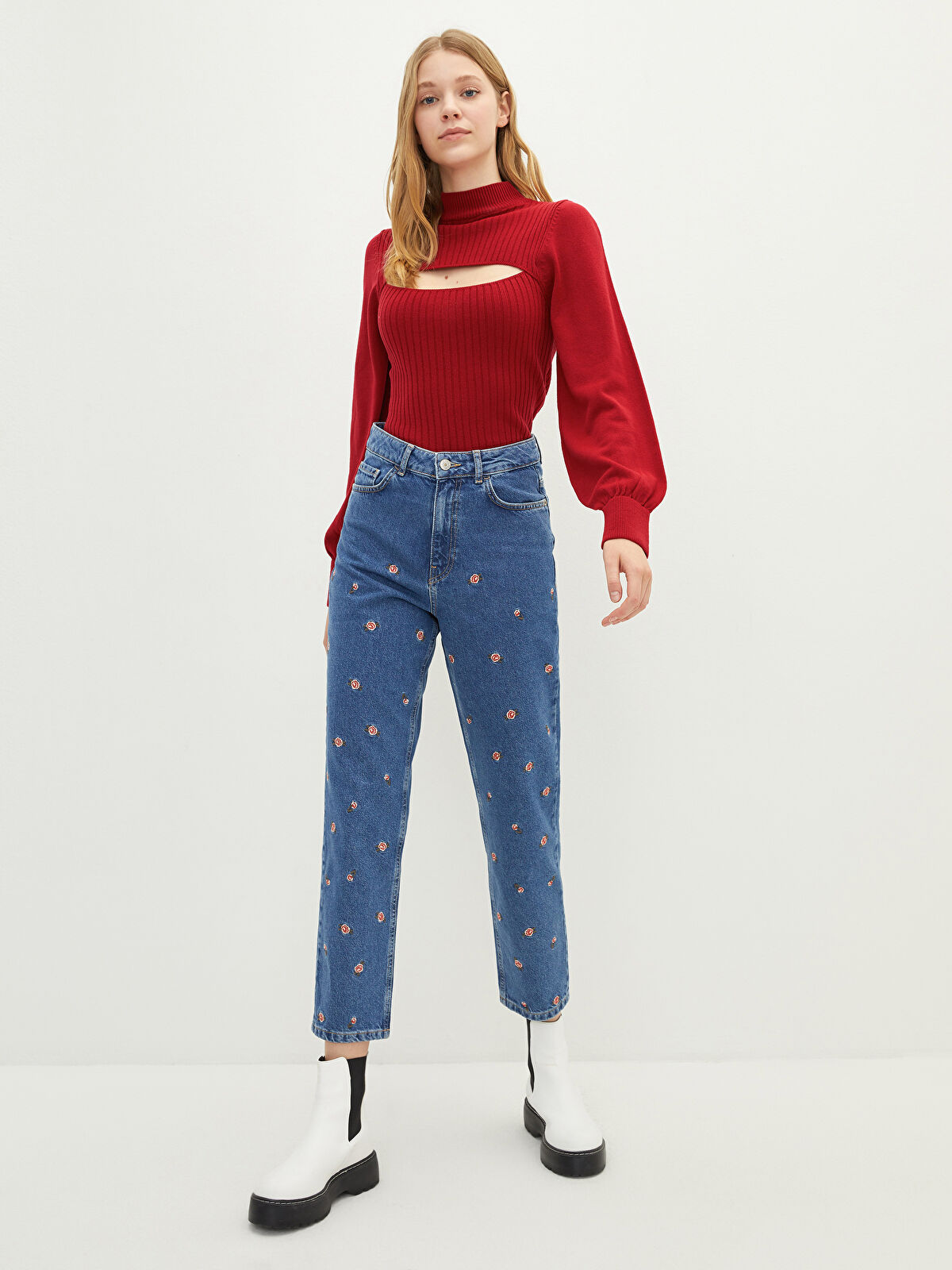 Yüksek Bel Standart Fit Çiçek Nakışlı Rodeo Kadın Jean Pantolon Yüksek Bel Standart Fit Çiçek Nakışlı Rodeo Kadın Jean Pantolon