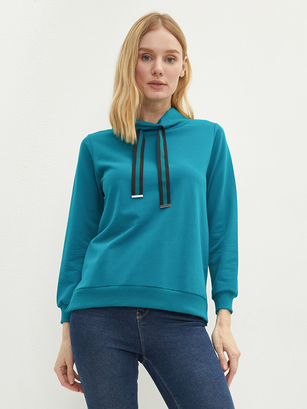 LCW CLASSIC Keşiş Yaka Düz Uzun Kollu Kadın Sweatshirt