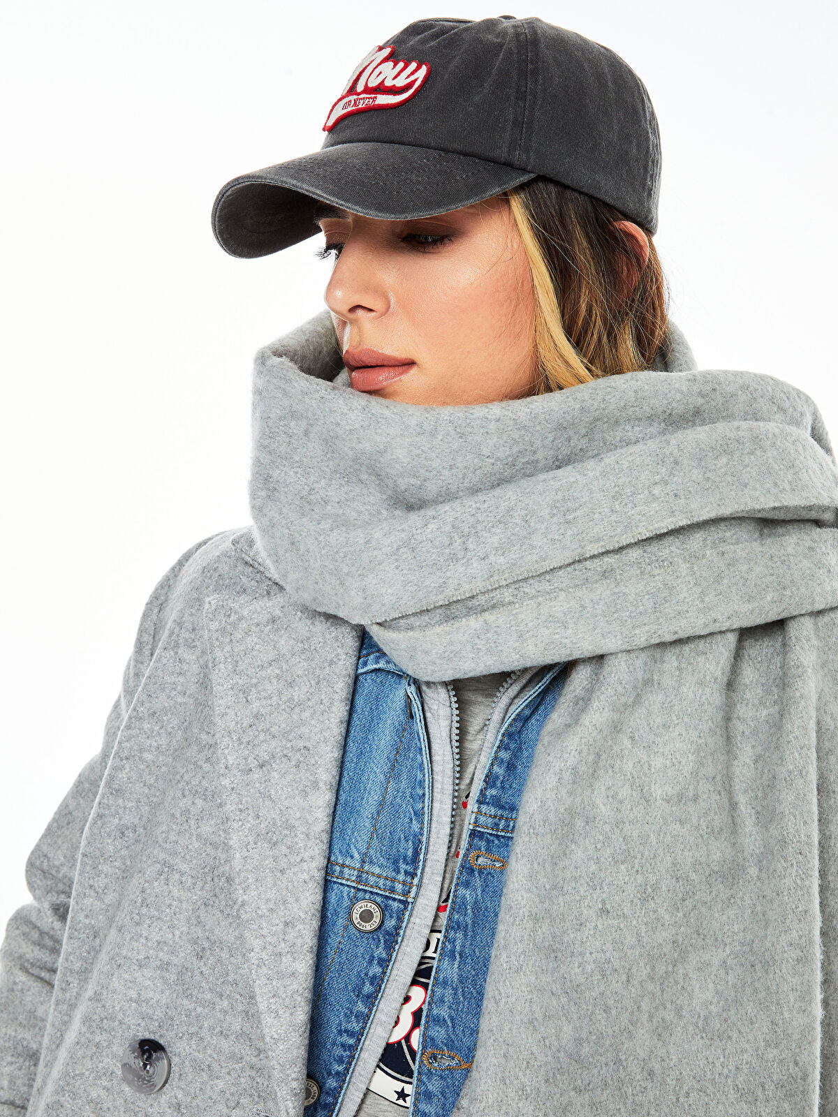 Yumuşak Dokulu Püsküllü Kadın Atkı