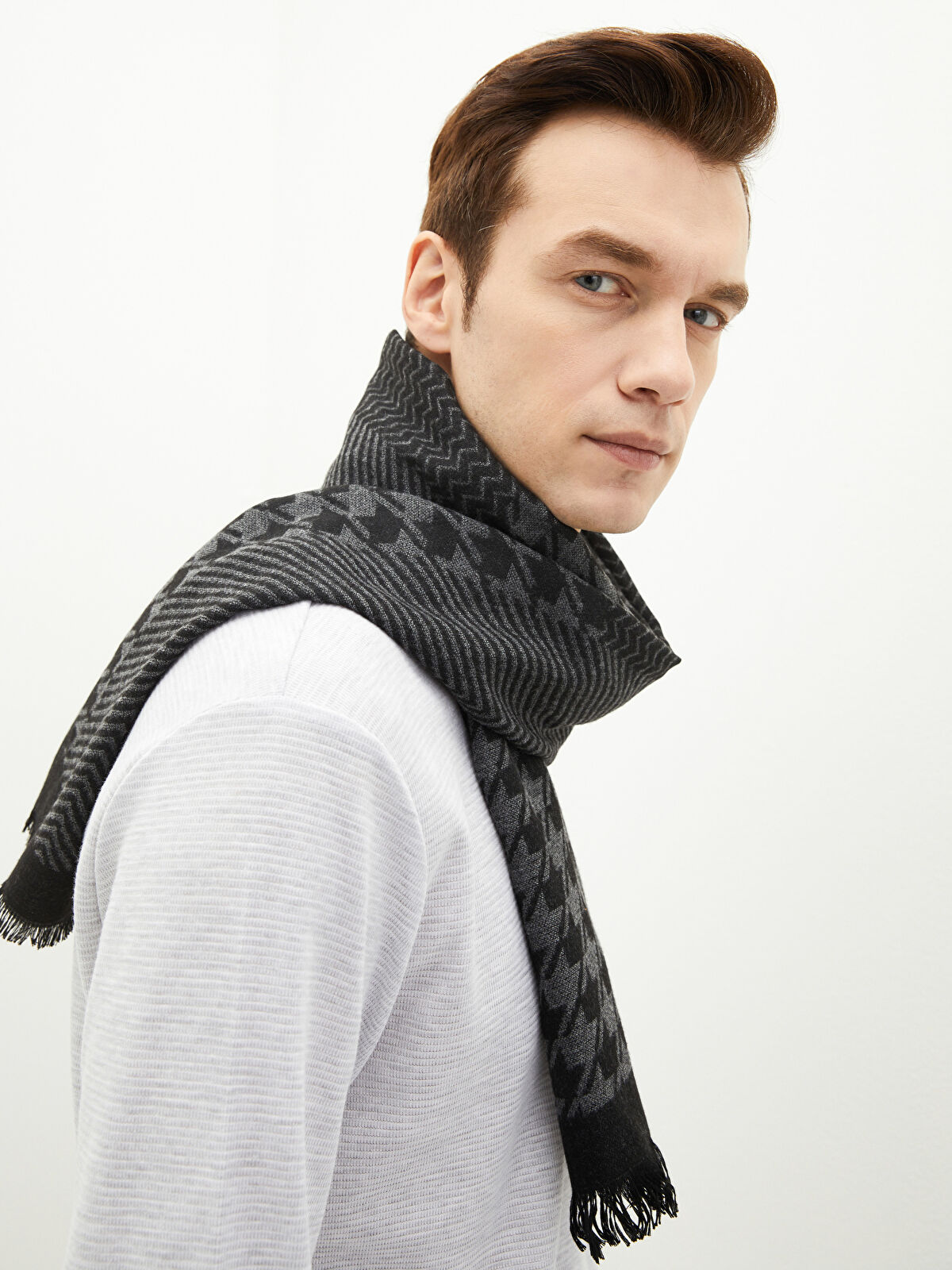 Püskül Detaylı Desenli Erkek Atkı Püskül Detaylı Desenli Erkek Atkı