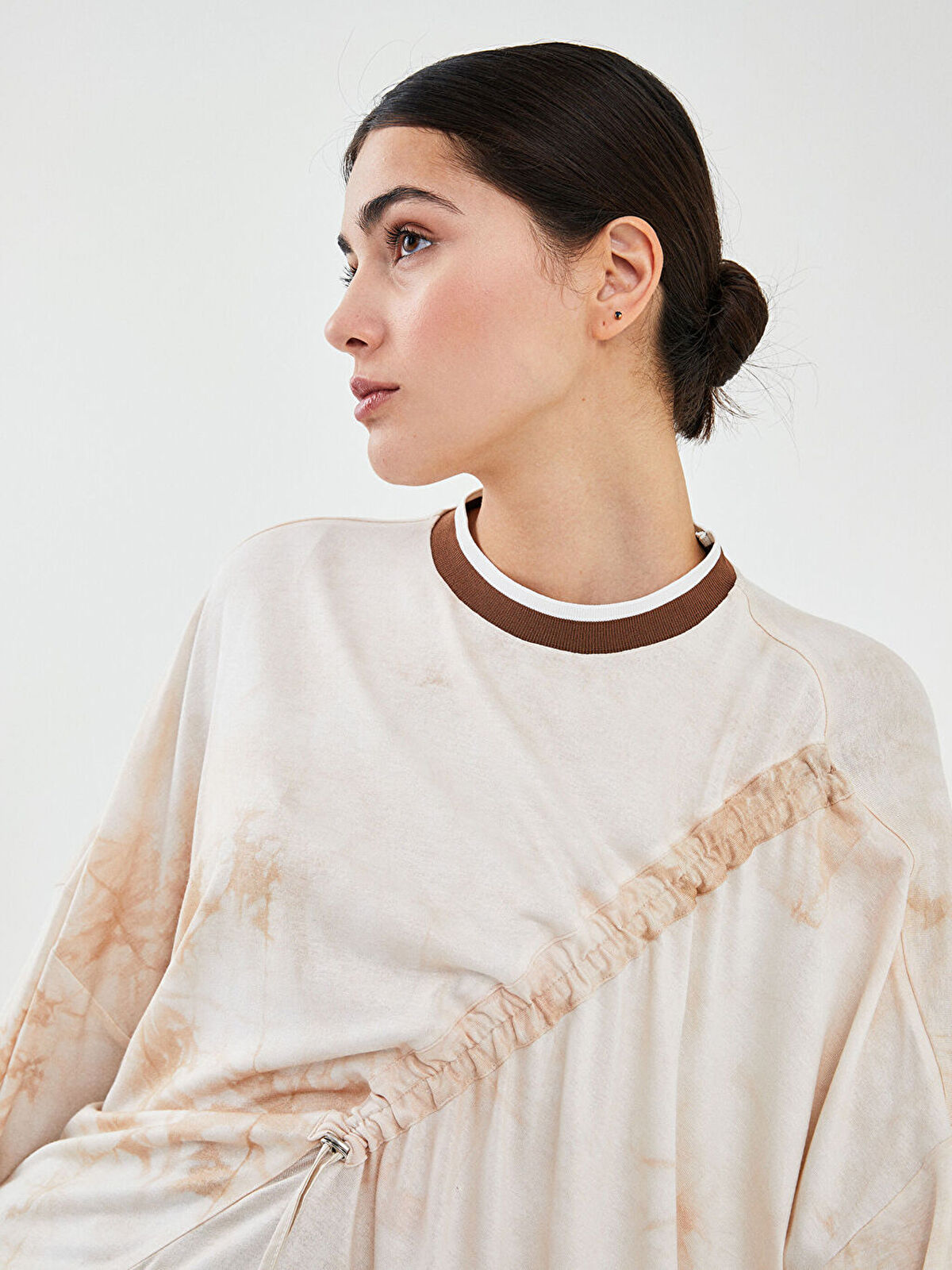 QOOQ STORE Bisiklet Yaka Batik Desenli Büzgü Detaylı Kadın Sweatshirt QOOQ STORE Bisiklet Yaka Batik Desenli Büzgü Detaylı Kadın Sweatshirt
