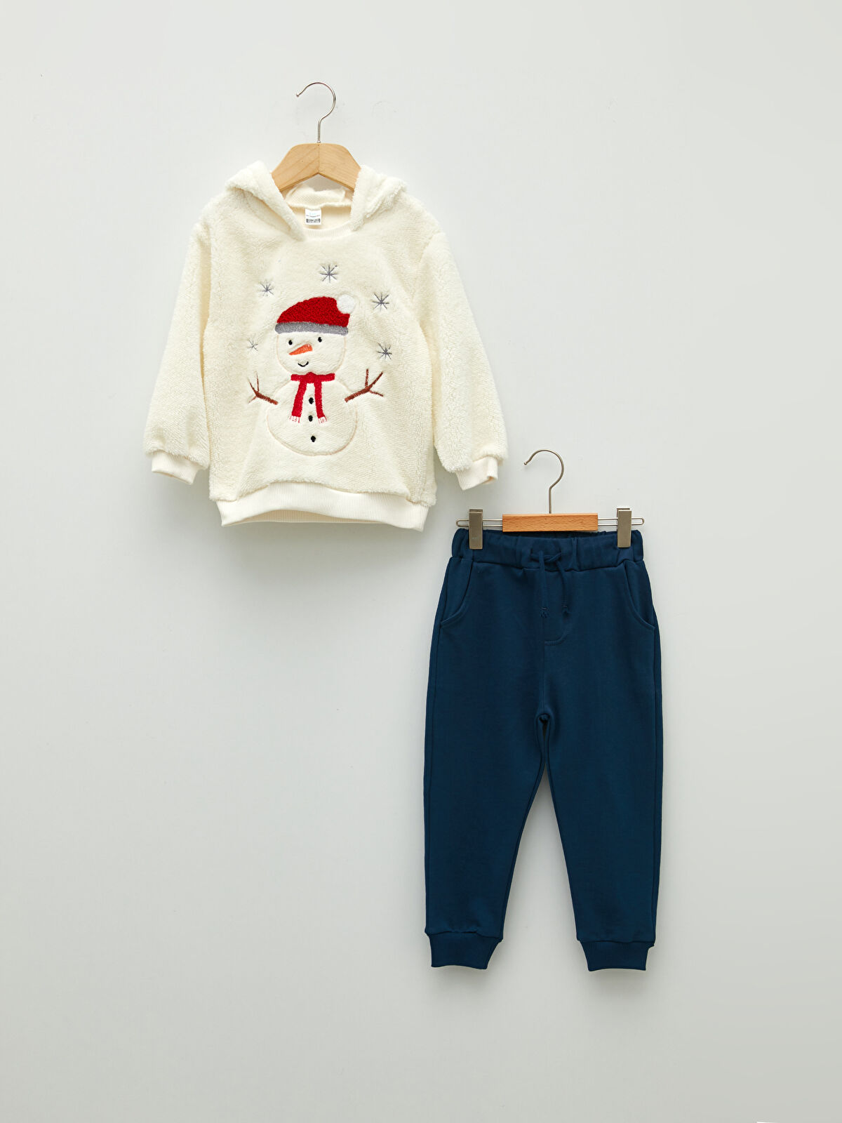 Kapüşonlu Uzun Kollu Yılbaşı Temalı Erkek Bebek Sweatshirt ve Jogger Pantolon 2'li Takım Kapüşonlu Uzun Kollu Yılbaşı Temalı Erkek Bebek Sweatshirt ve Jogger Pantolon 2'li Takım
