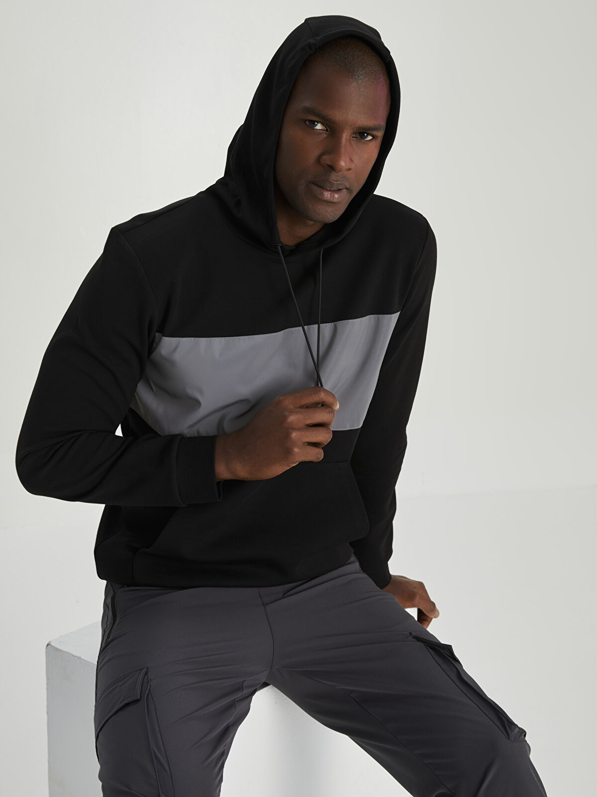 Reflektör Detaylı Kapüşonlu Erkek Sweatshirt Reflektör Detaylı Kapüşonlu Erkek Sweatshirt