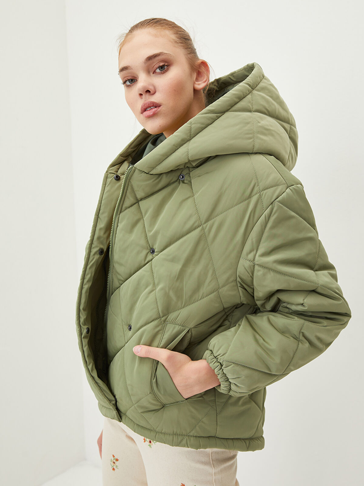 LCW CASUAL Kapüşonlu Kapitone Desenli Uzun Kollu Kadın Şişme Mont LCW CASUAL Kapüşonlu Kapitone Desenli Uzun Kollu Kadın Şişme Mont