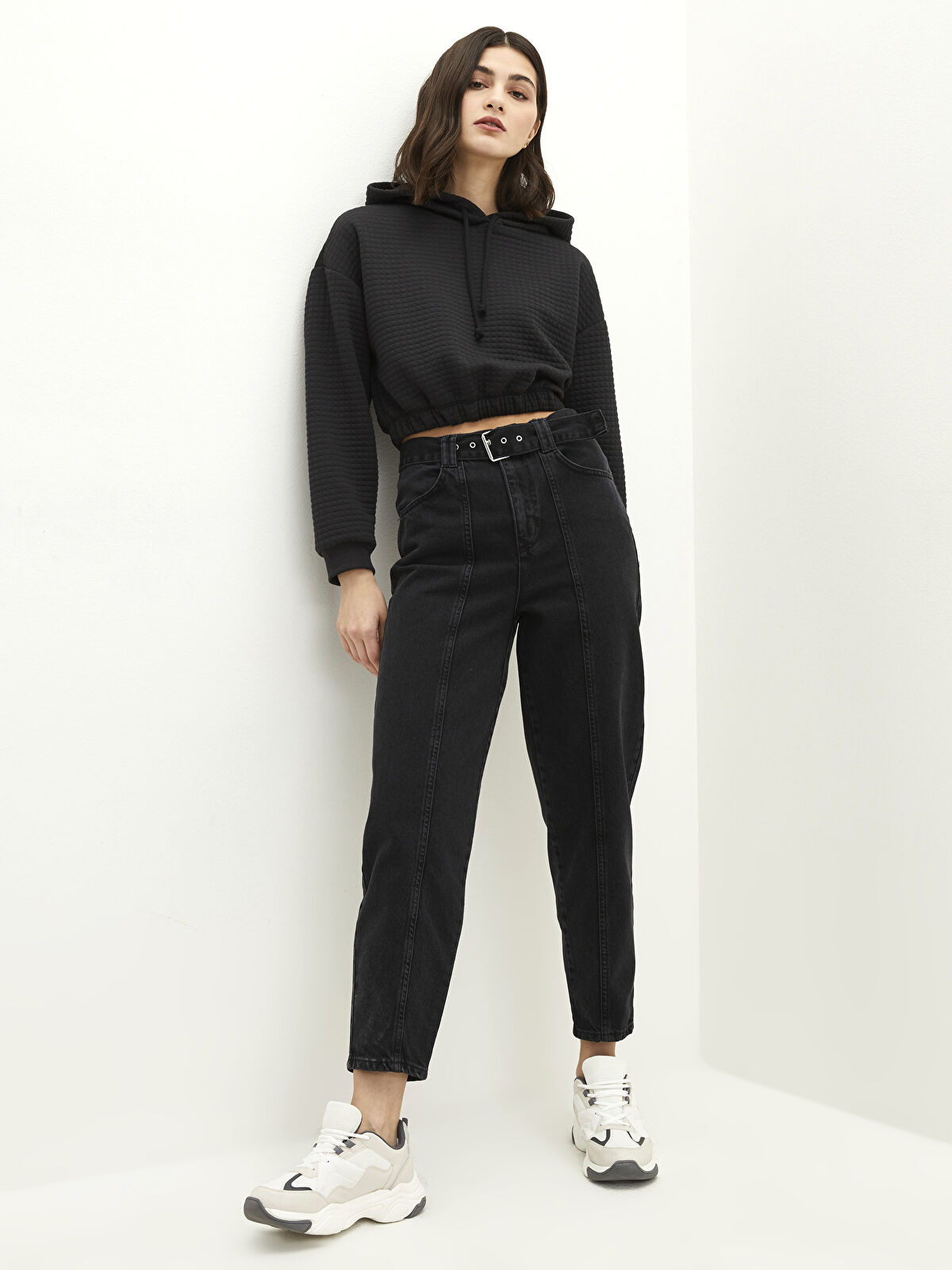 LCW CASUAL Yüksek Bel Mom Fit Kemer Detaylı Rodeo Kadın Jean Pantolon