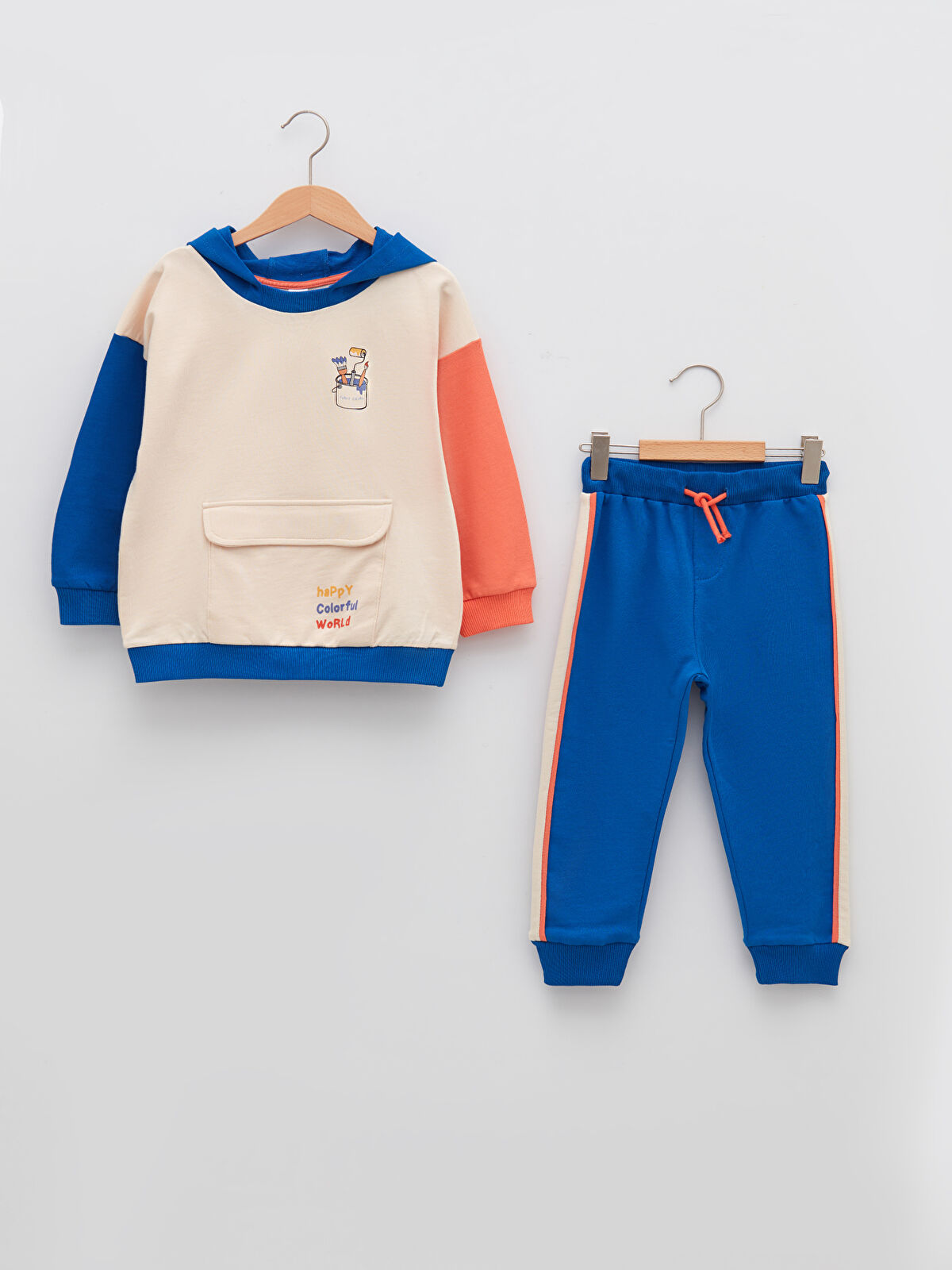 Kapüşonlu Uzun Kollu Baskılı Erkek Bebek Sweatshirt ve Jogger Pantolon 2'li Takım Kapüşonlu Uzun Kollu Baskılı Erkek Bebek Sweatshirt ve Jogger Pantolon 2'li Takım