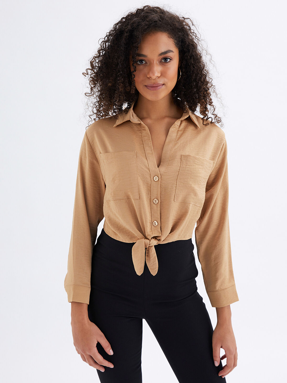 QUZU Önden Düğme Kapamalı Düz Bağlama Detaylı Uzun Kollu Kadın Gömlek QUZU Önden Düğme Kapamalı Düz Bağlama Detaylı Uzun Kollu Kadın Gömlek