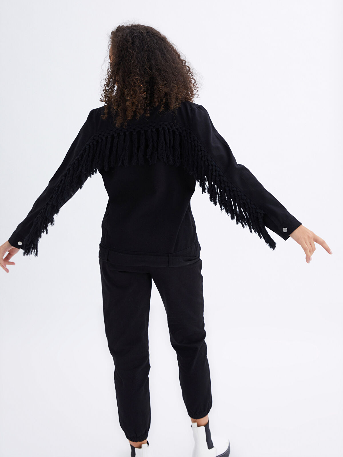 QUZU Düz Uzun Kollu Püskül Detaylı Kadın Ceket