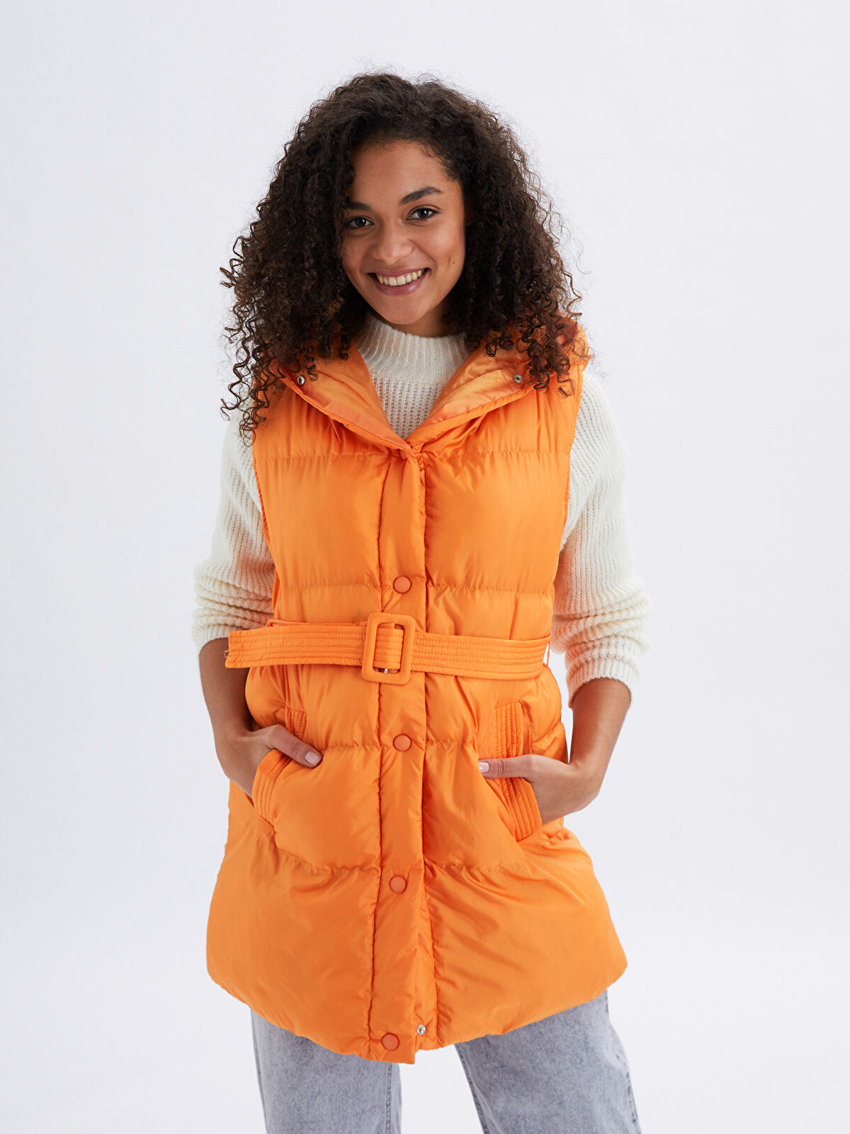 QUZU Kapüşonlu Düz Kemer Detaylı Kadın Şişme Yelek QUZU Kapüşonlu Düz Kemer Detaylı Kadın Şişme Yelek