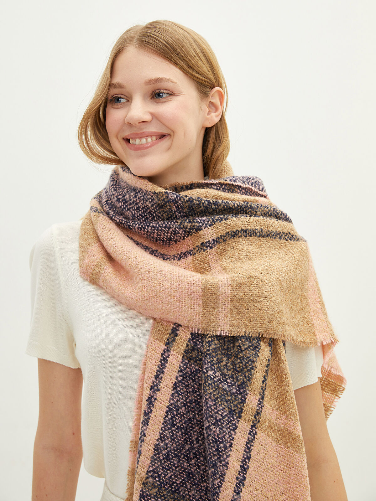 Kısa Püsküllü Yumuşak Dokulu Kumaştan Kadın Atkı