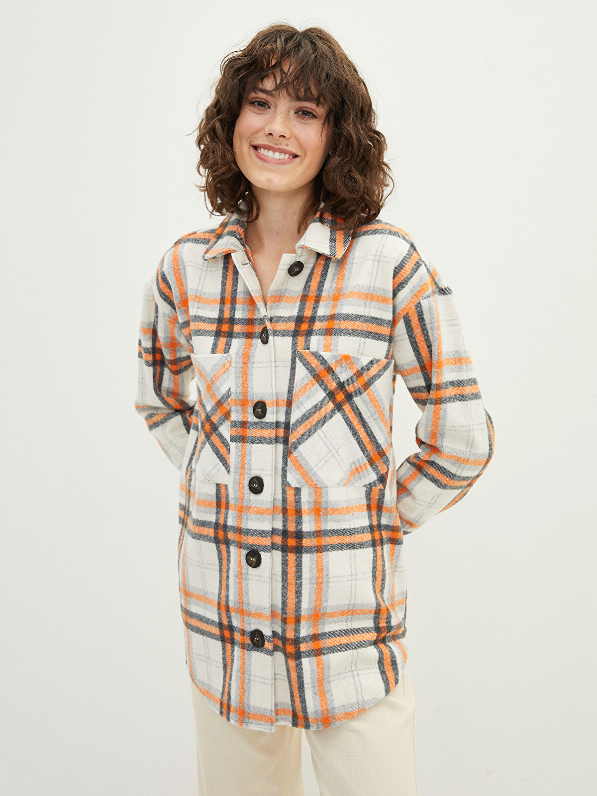 LCW CASUAL Önden Düğme Kapamalı Ekose Uzun Kollu Gabardin Kumaş Kadın Oduncu Gömlek