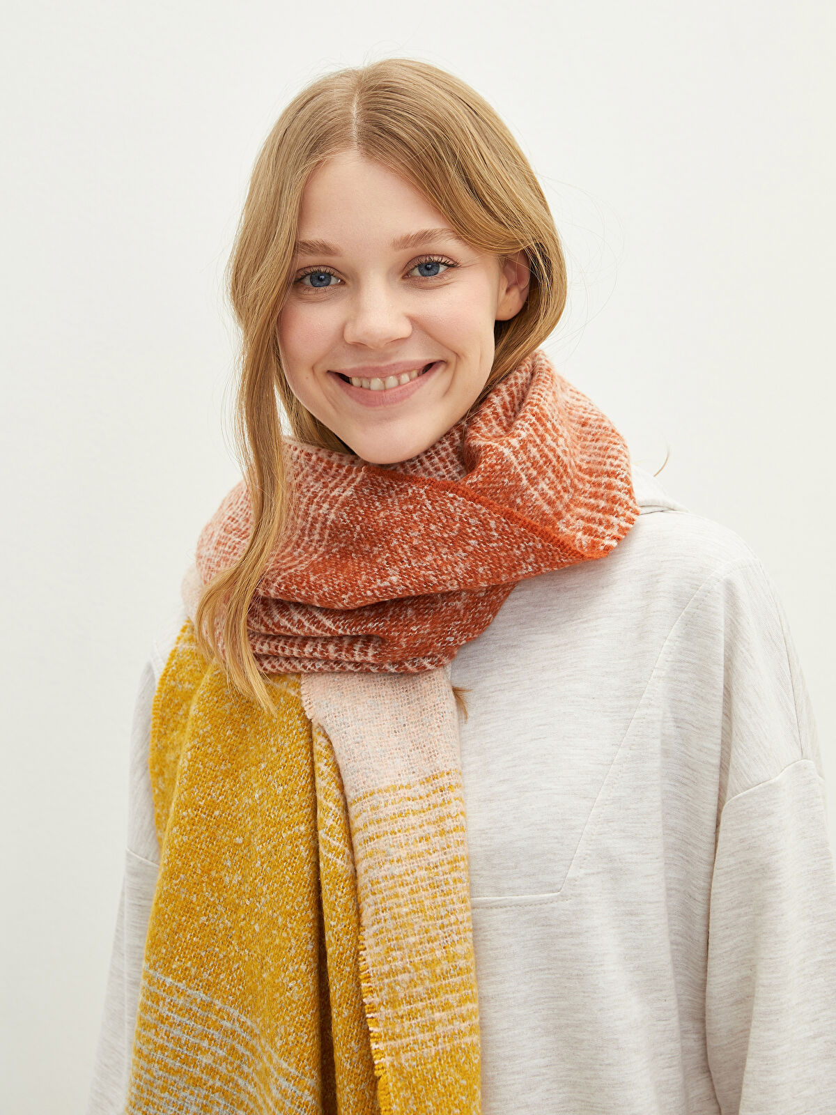 Renk Geçişli Püsküllü Kadın Atkı