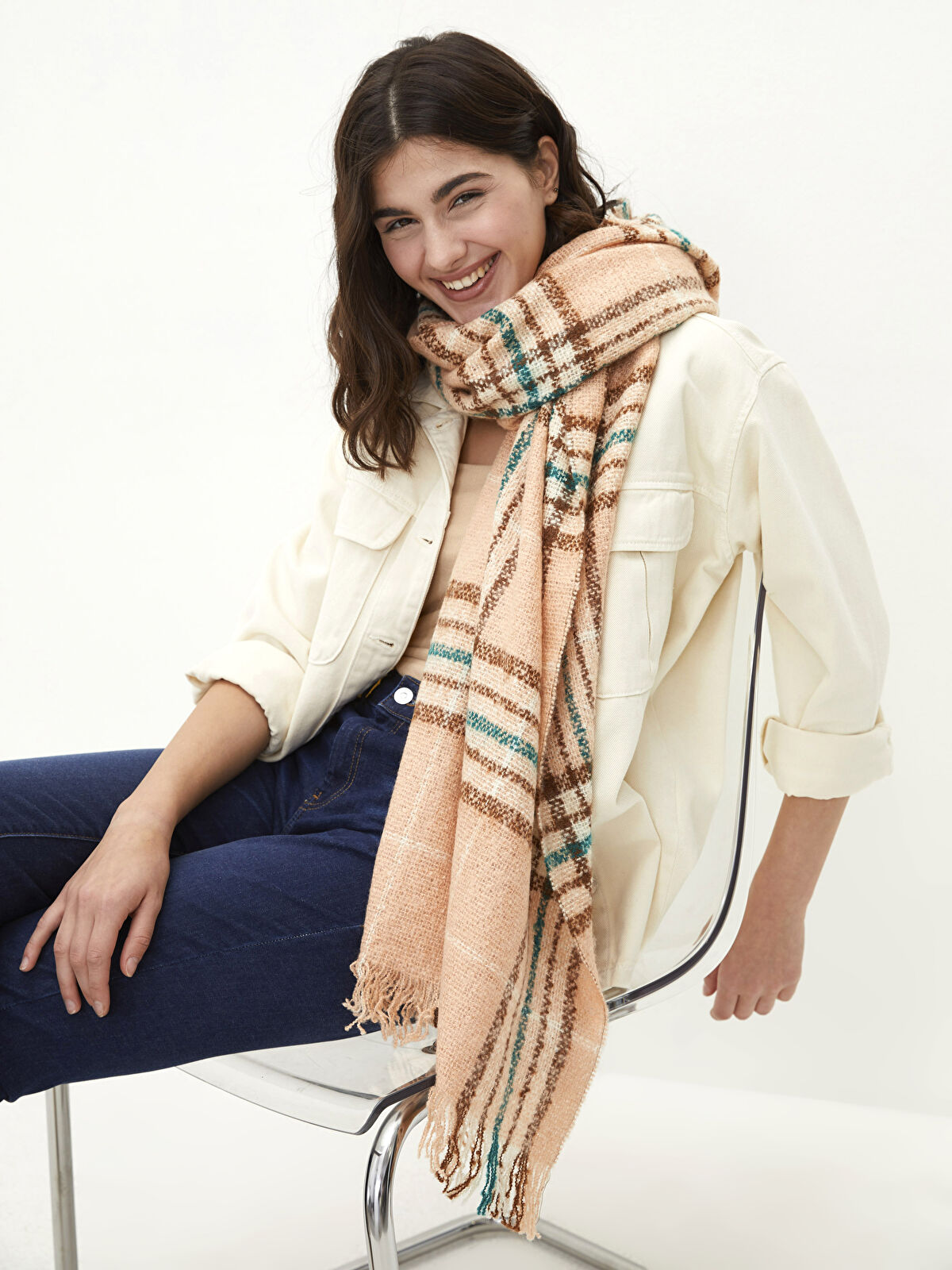 Ekose Desenli Püsküllü Kadın Atkı Ekose Desenli Püsküllü Kadın Atkı