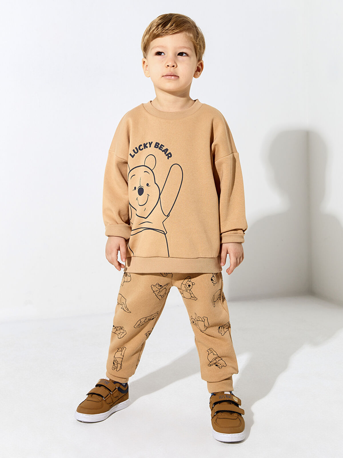 Bisiklet Yaka Uzun Kollu Winnie the Pooh Baskılı Erkek Bebek Sweatshirt ve Jogger Pantolon 2'li Takım Bisiklet Yaka Uzun Kollu Winnie the Pooh Baskılı Erkek Bebek Sweatshirt ve Jogger Pantolon 2'li Takım