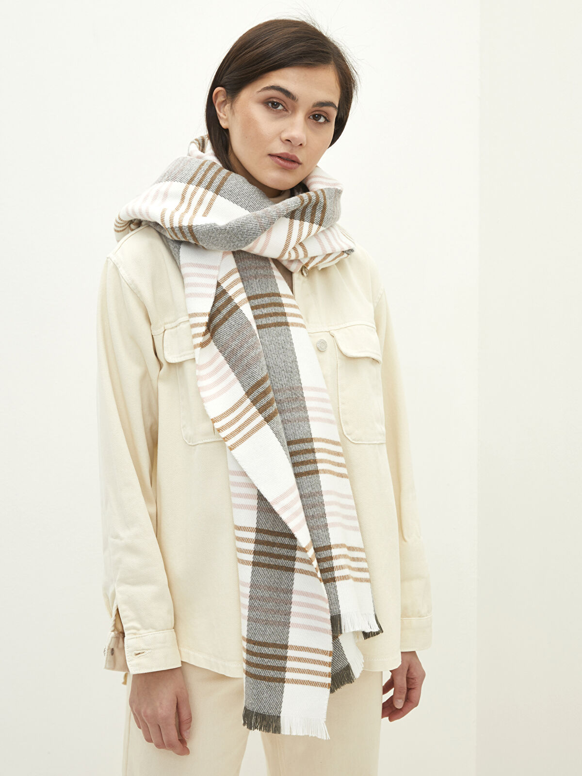 Ekose Desenli Kısa Püsküllü Kadın Atkı Ekose Desenli Kısa Püsküllü Kadın Atkı