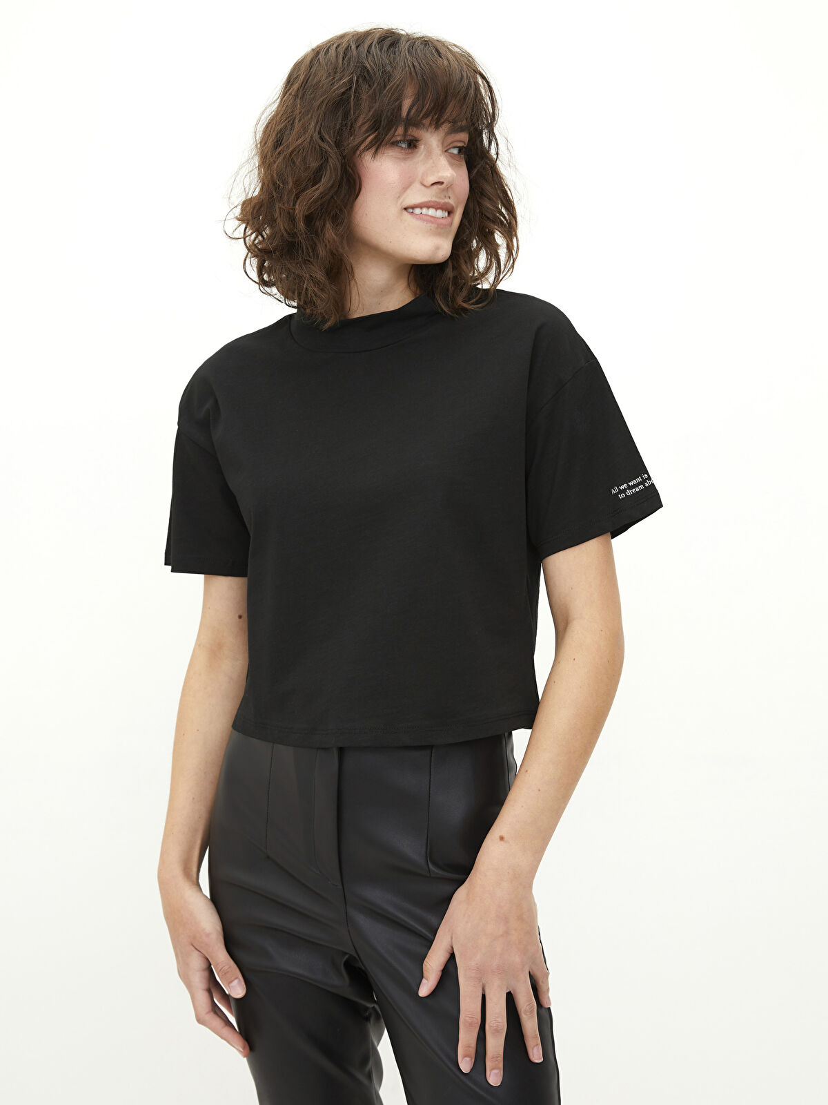 LCW CASUAL Dik Yaka Slogan Baskılı Kısa Kollu Pamuklu Kadın Tişört