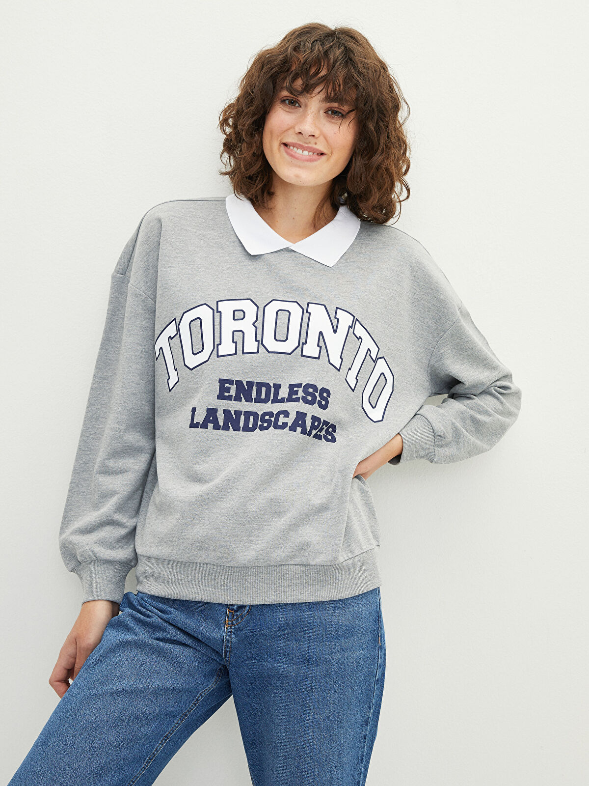 LCW CASUAL Polo Yaka Yazı Baskılı Uzun Kollu Kadın Sweatshirt