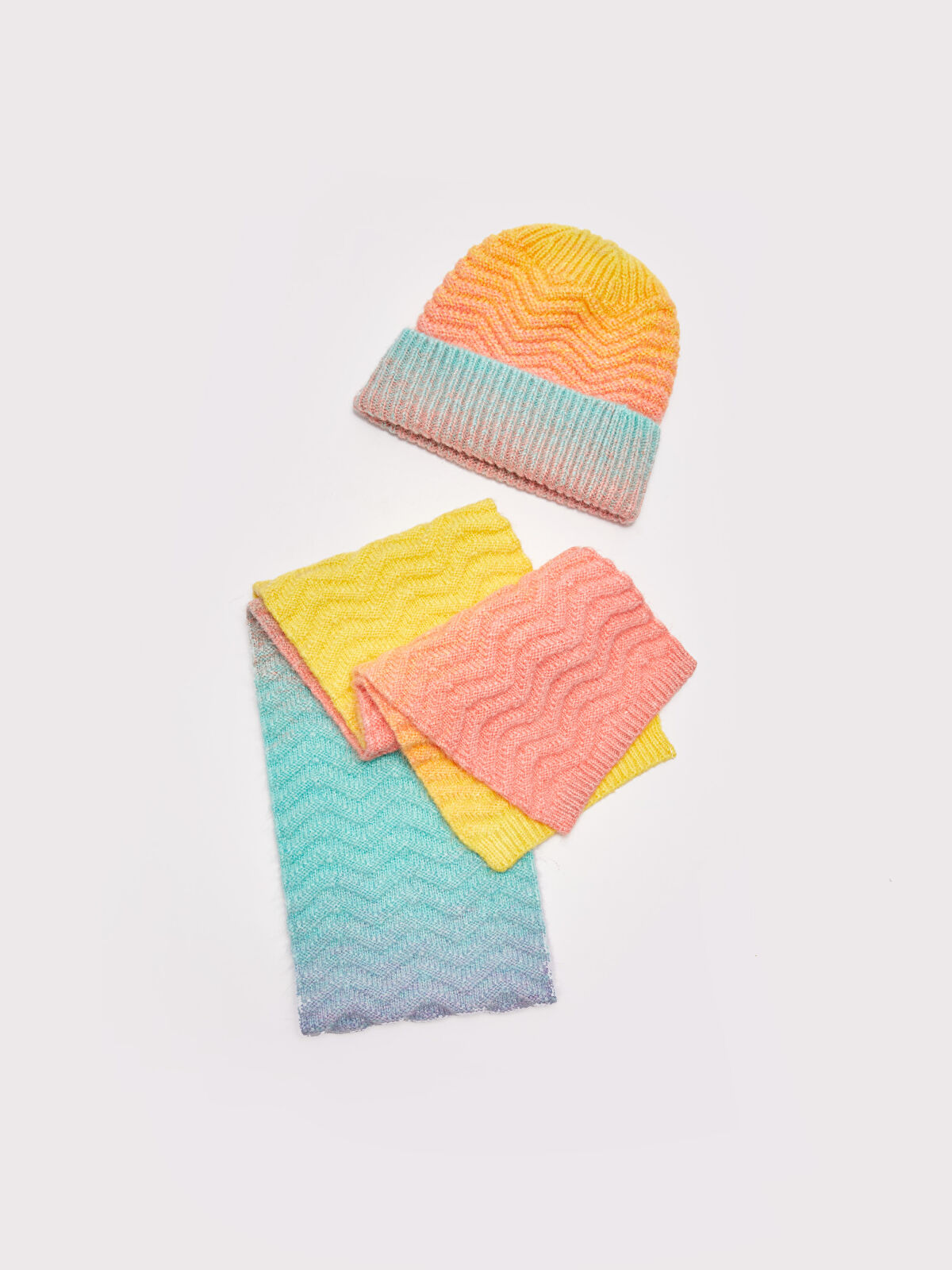 Renk Bloklu Kendinden Desenli Kız Çocuk Triko Bere Ve Atkı 2'li Renk Bloklu Kendinden Desenli Kız Çocuk Triko Bere Ve Atkı 2'li