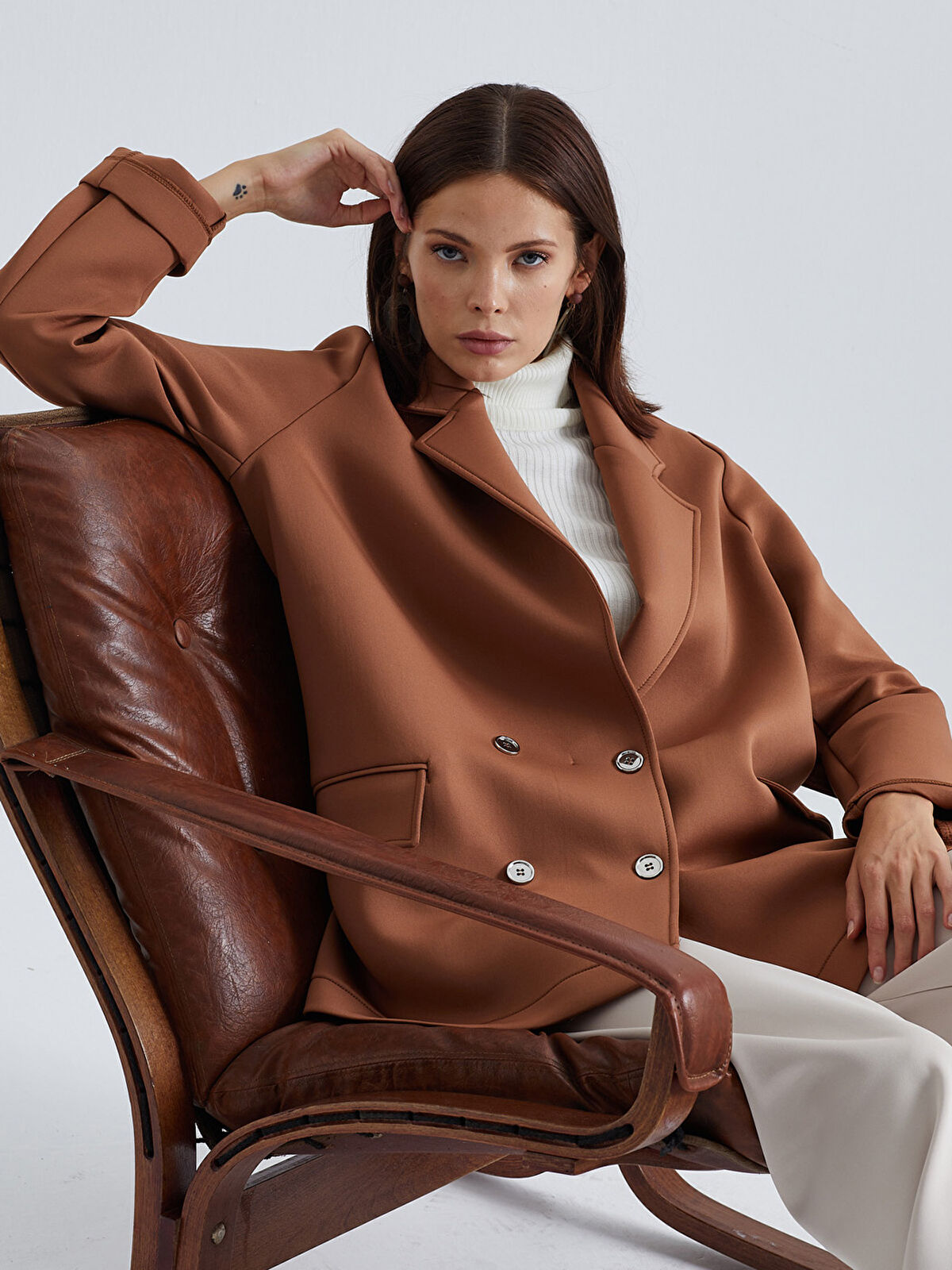 Terzi Dükkanı Önden Düğme Kapamalı Düz Uzun Kollu Skuba Kumaş Kadın Blazer Ceket