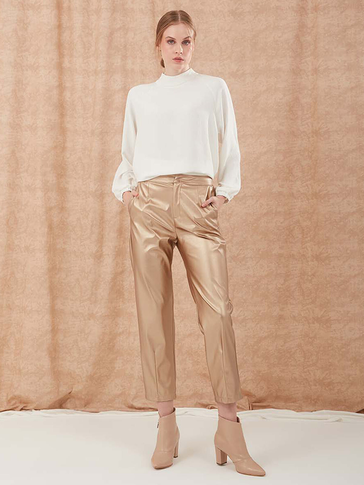 Mizalle Standart Fit Cep Detaylı Kadın Deri Görünümlü Pantolon