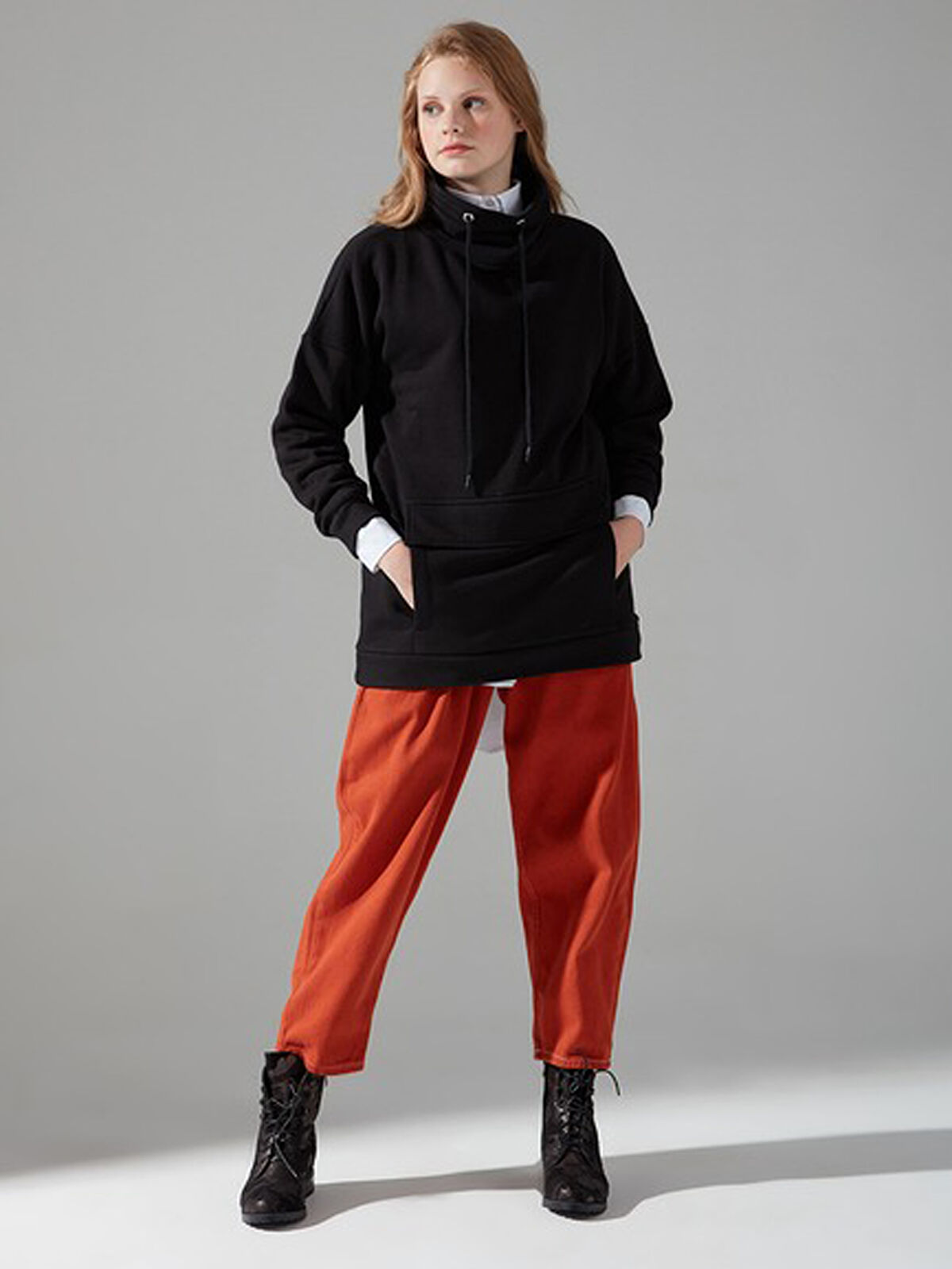 Mizalle Keşiş Yaka Düz Uzun Kollu Kadın Sweatshirt