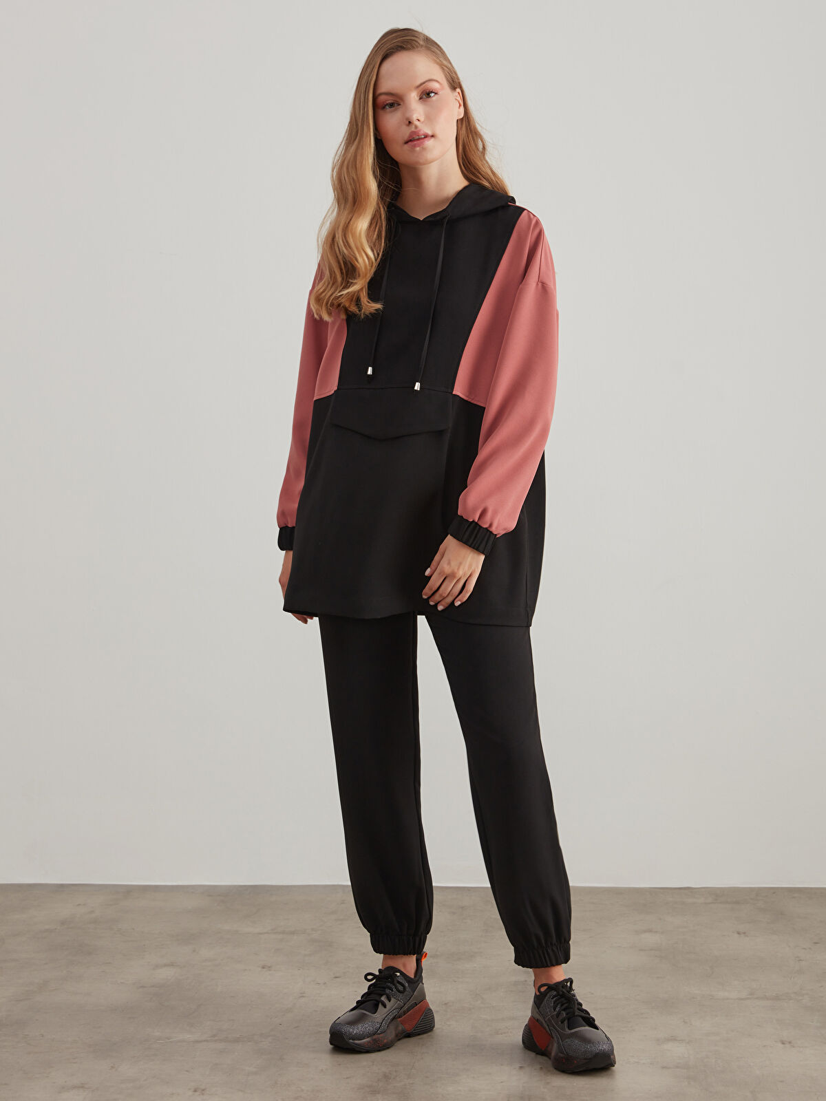 Mizalle Kapüşonlu Renk Bloklu Uzun Kollu Krep Kumaş Kadın Sweatshirt Mizalle Kapüşonlu Renk Bloklu Uzun Kollu Krep Kumaş Kadın Sweatshirt