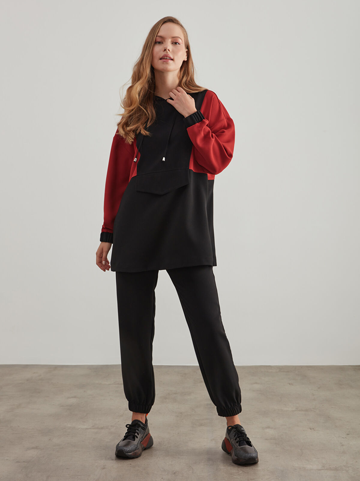 Mizalle Kapüşonlu Renk Bloklu Uzun Kollu Krep Kumaş Kadın Sweatshirt Mizalle Kapüşonlu Renk Bloklu Uzun Kollu Krep Kumaş Kadın Sweatshirt