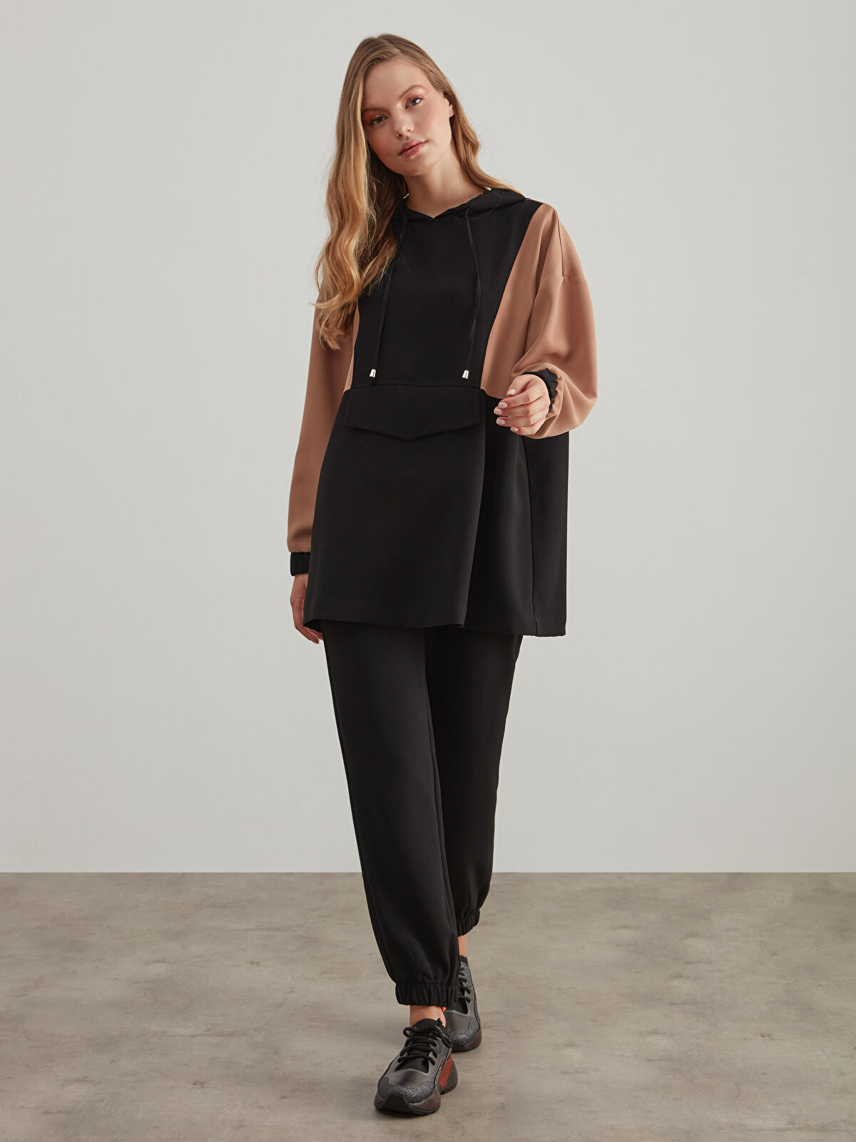 Mizalle Kapüşonlu Renk Bloklu Uzun Kollu Krep Kumaş Kadın Sweatshirt Mizalle Kapüşonlu Renk Bloklu Uzun Kollu Krep Kumaş Kadın Sweatshirt