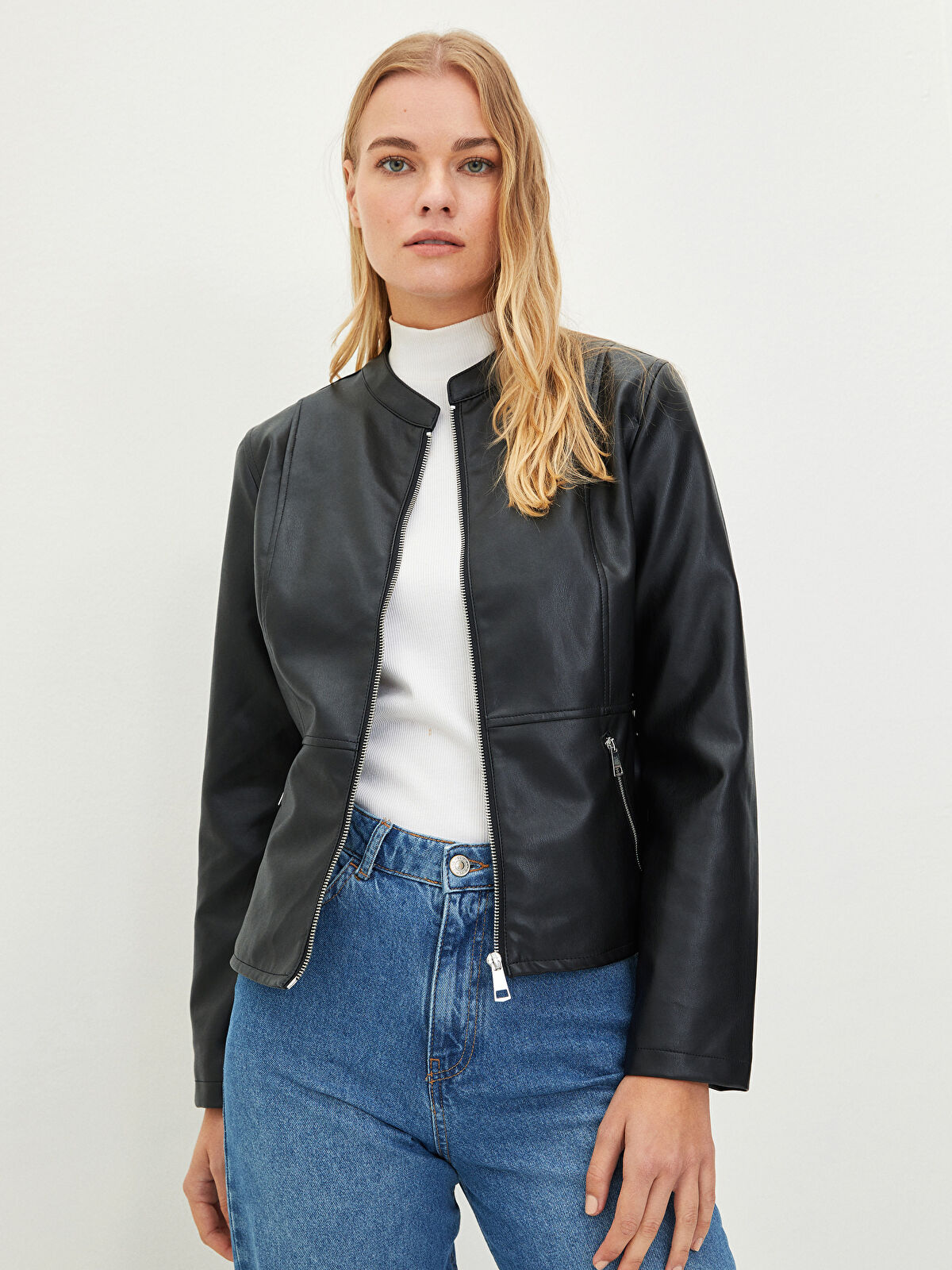 LCW CLASSIC Dik Yaka Düz Uzun Kollu Cep Detaylı İnce Kadın Deri Görünümlü Mont