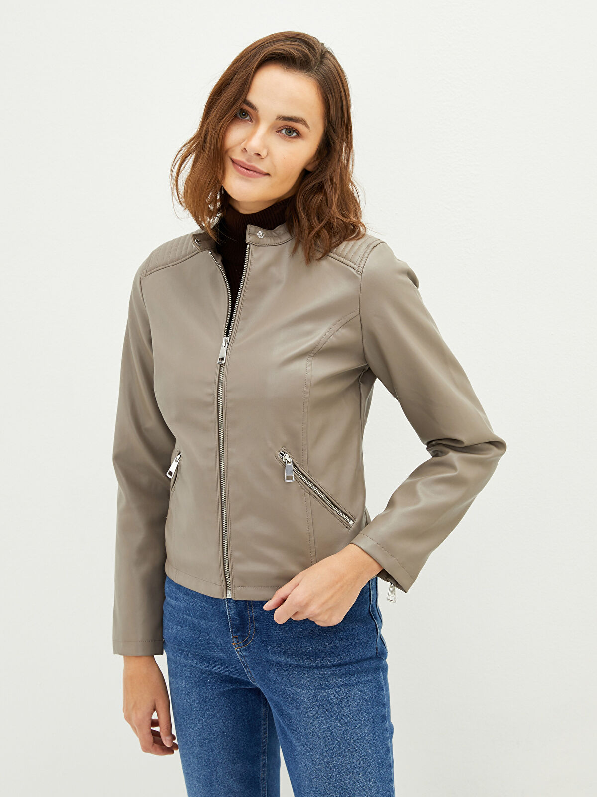 Dik Yaka Düz Uzun Kollu Cep Detaylı Kadın Deri Görünümlü Mont