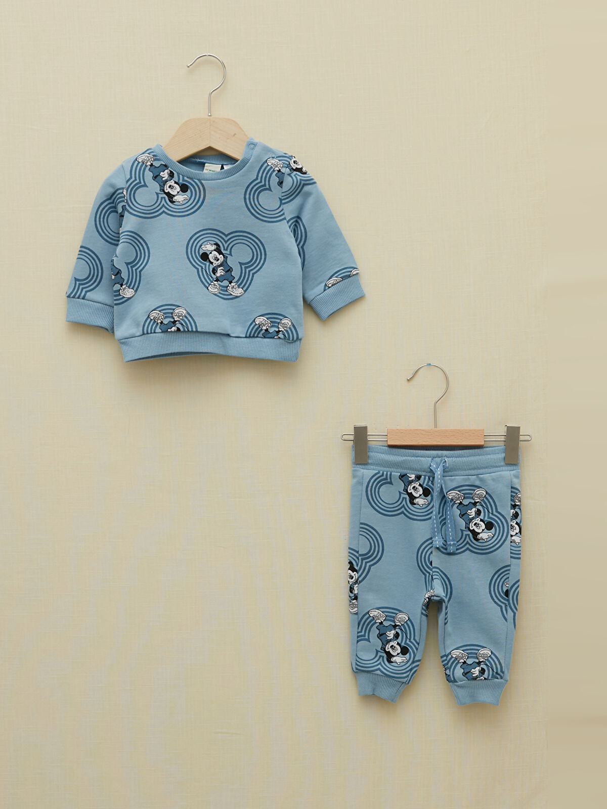 LCW GREEN Bisiklet Yaka Uzun Kollu Mickey Mouse Baskılı Organik Pamuklu Erkek Bebek Sweatshirt ve Pantolon 2'li Takım