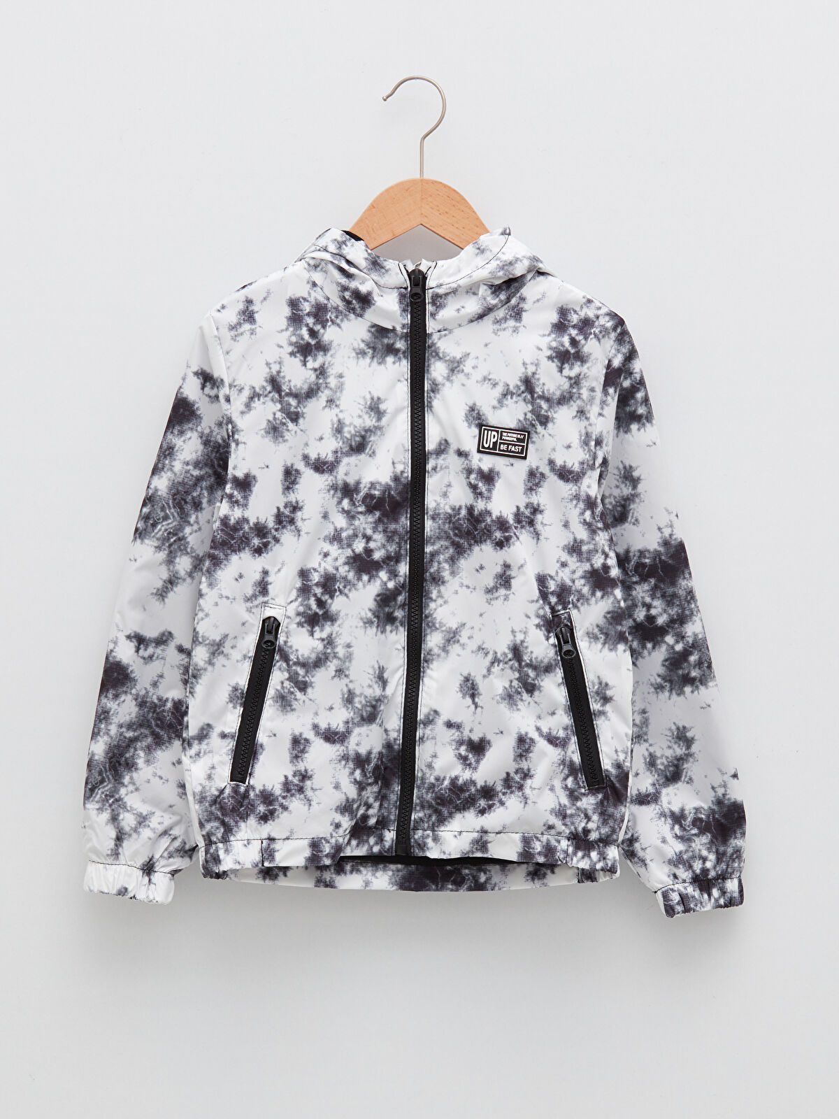 Kapüşonlu Batik Desenli Erkek Çocuk Mont Kapüşonlu Batik Desenli Erkek Çocuk Mont