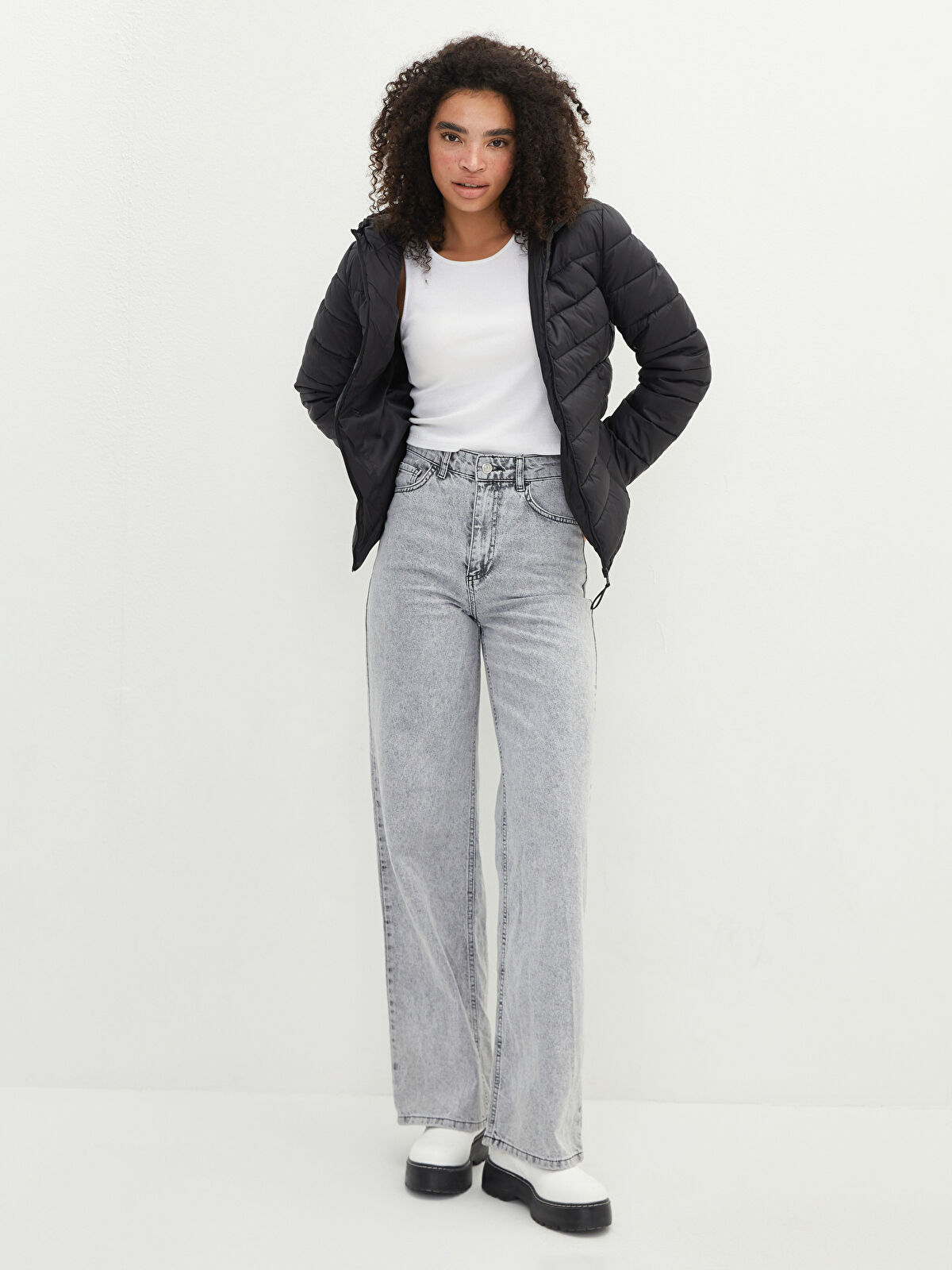 LCW CLASSIC Kapüşonlu Düz Uzun Kollu Cep Detaylı Kadın Şişme Mont