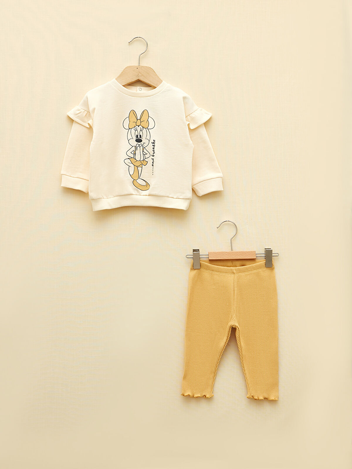 LCW GREEN Bisiklet Yaka Uzun Kollu Minnie Mouse Baskılı Organik Pamuklu Kız Bebek Sweatshirt ve Pantolon 2'li Takım