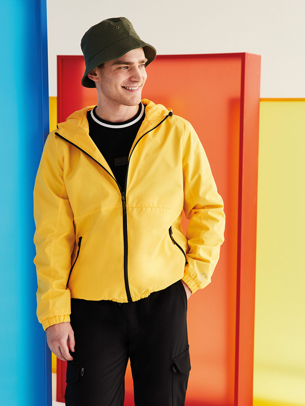 LCW CASUAL Standart Kalıp Kapüşonlu İnce Erkek Mont LCW CASUAL Standart Kalıp Kapüşonlu İnce Erkek Mont