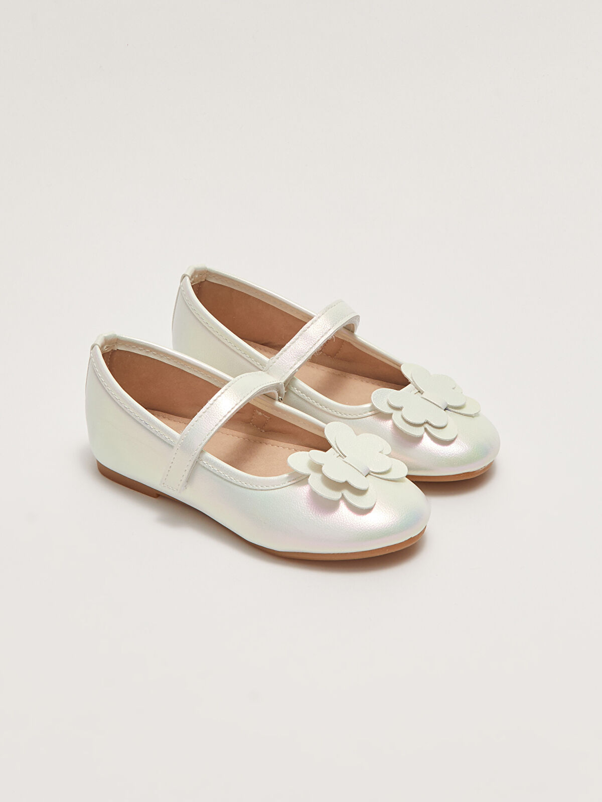 Parlak Deri Görünümlü Fiyonk Detaylı Cırt Cırtlı Kız Çocuk Babet