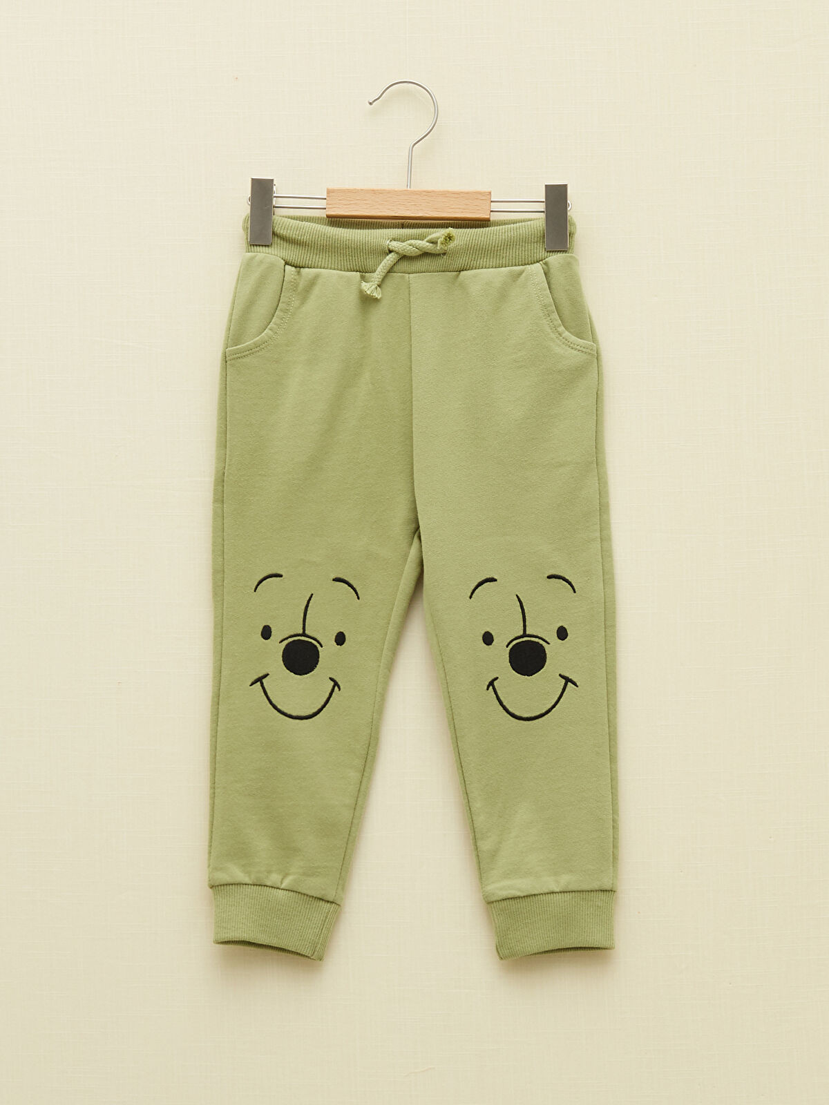 LCW GREEN Beli Lastikli Winnie the Pooh Baskılı Organik Pamuklu Erkek Bebek Eşofman Alt LCW GREEN Beli Lastikli Winnie the Pooh Baskılı Organik Pamuklu Erkek Bebek Eşofman Alt
