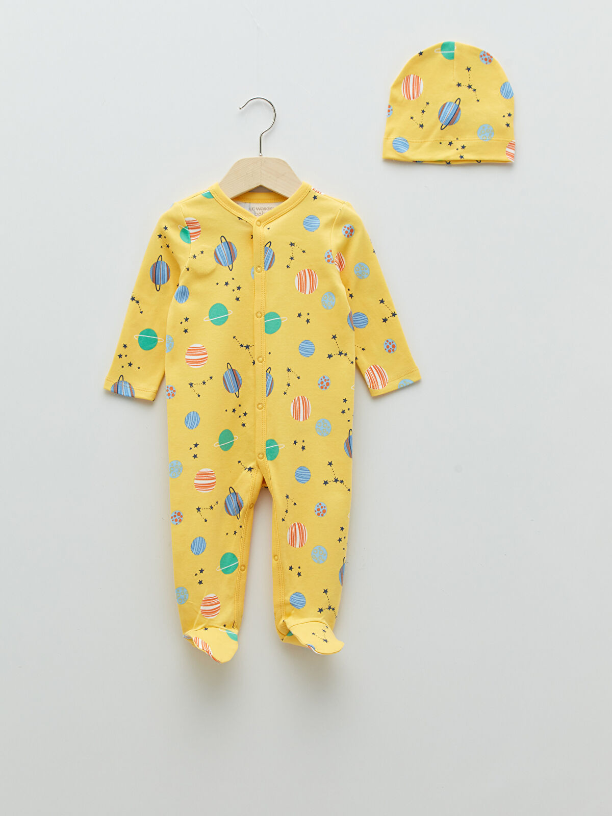 V Yaka Uzun Kollu Desenli Pamuklu Erkek Bebek Tulum ve Bere 2'li