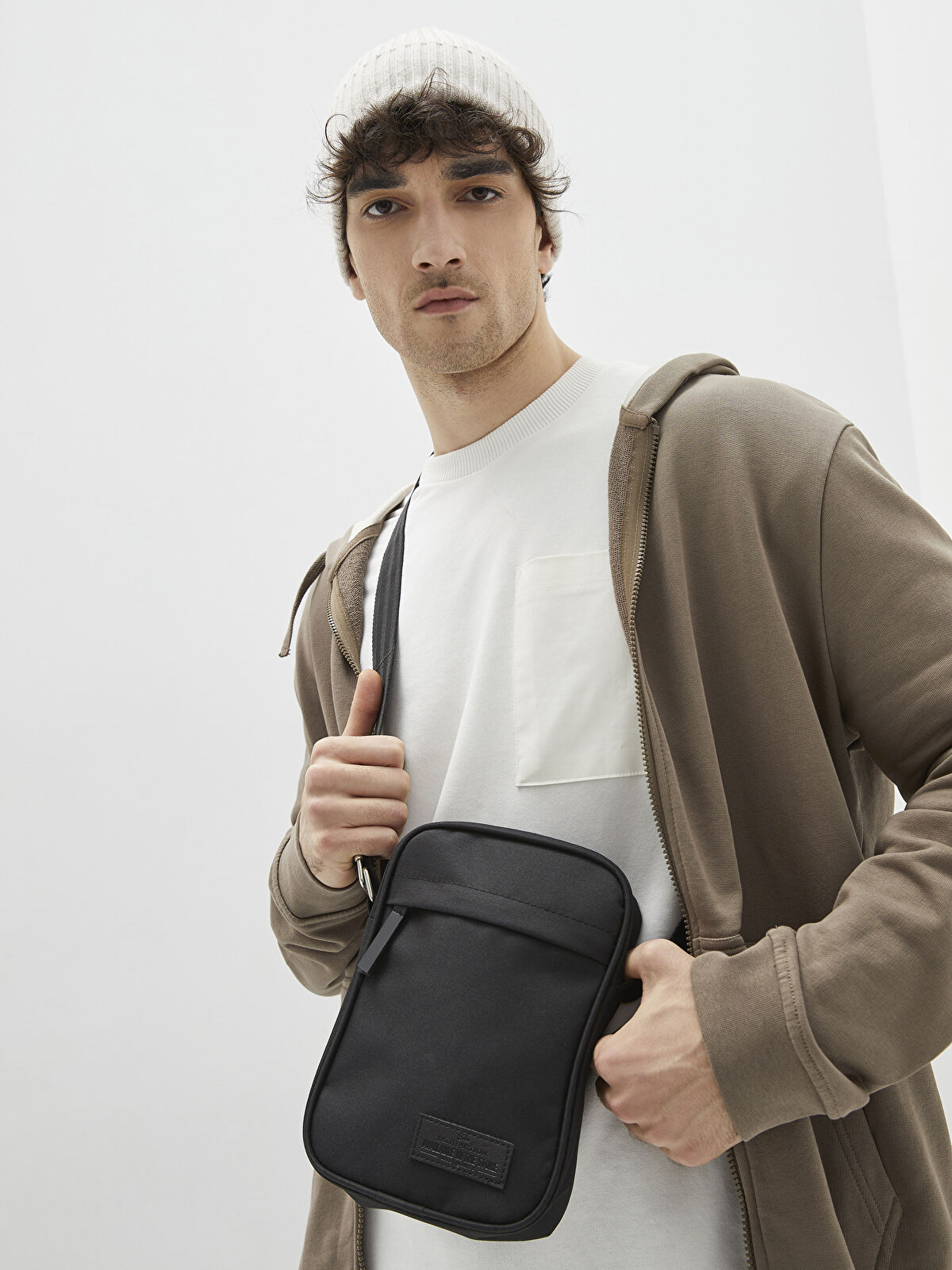 Etiket Detaylı Ayarlanabilir Askılı Erkek Çapraz Çanta