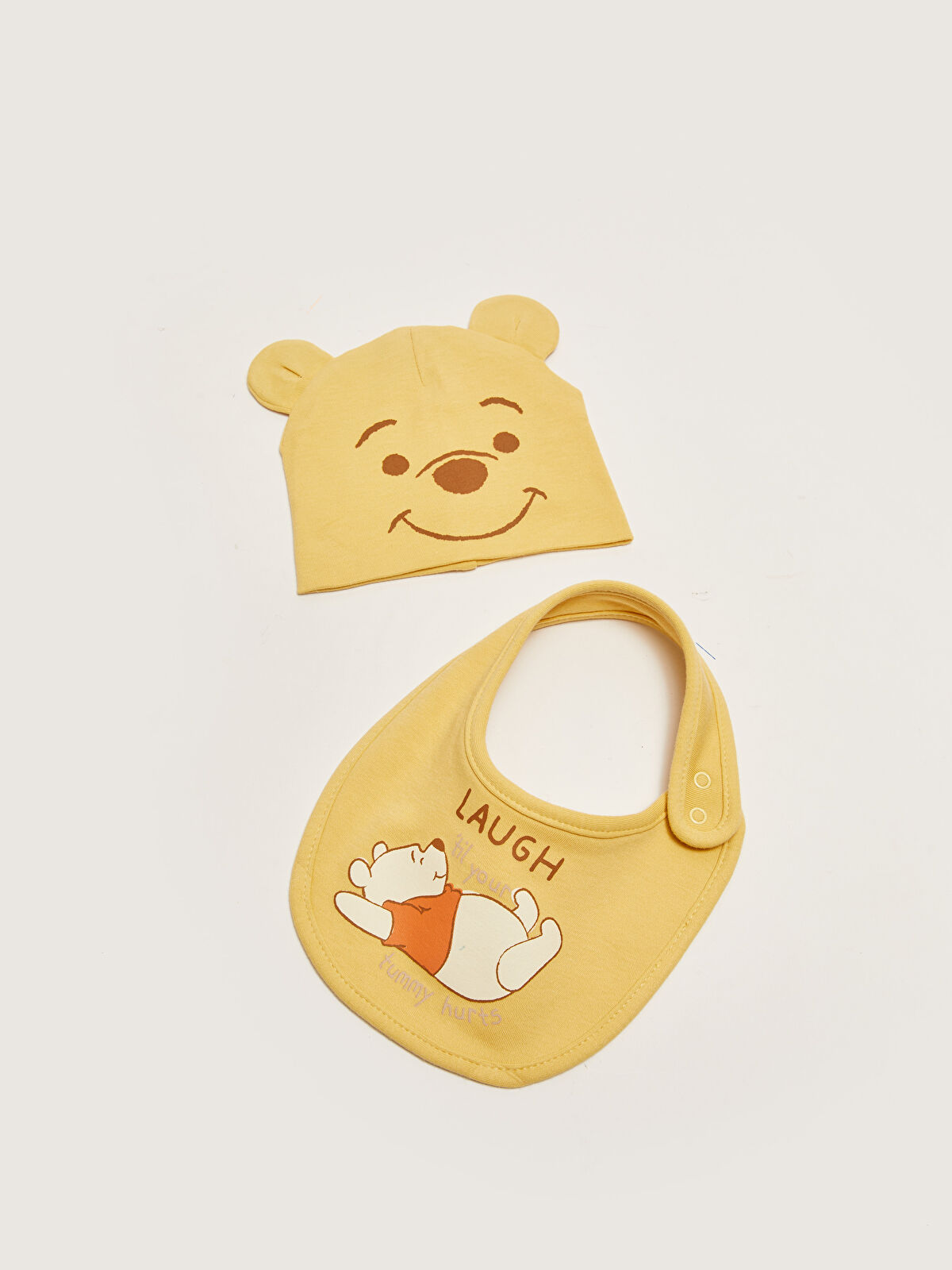 Winnie the Pooh Baskılı Erkek Bebek Bere ve Mama Önlüğü 2'li Takım Winnie the Pooh Baskılı Erkek Bebek Bere ve Mama Önlüğü 2'li Takım