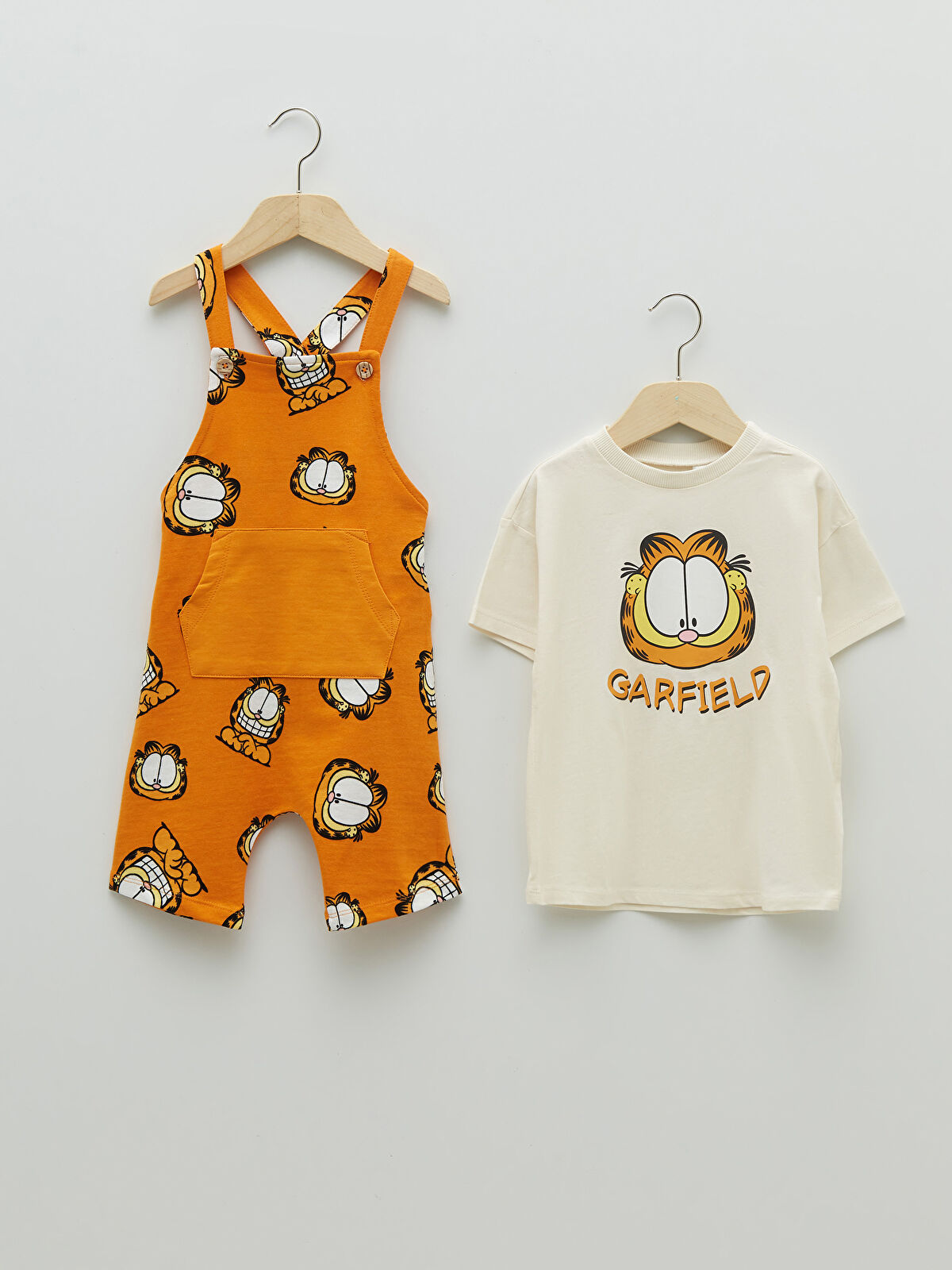 Bisiklet Yaka Kısa Kollu Garfield Baskılı Erkek Bebek Tişört ve Salopet 2'li Takım