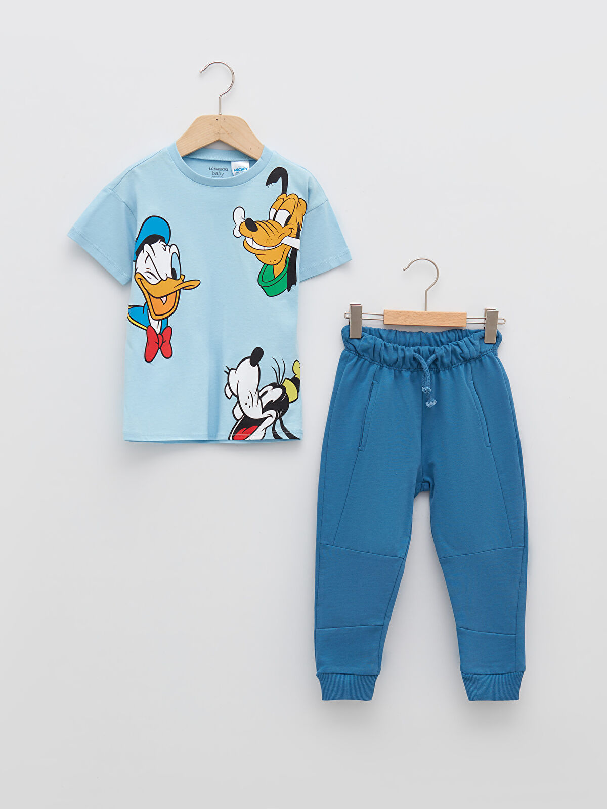Bisiklet Yaka Kısa Kollu Disney Baskılı Erkek Bebek Tişört ve Eşofman Alt Bisiklet Yaka Kısa Kollu Disney Baskılı Erkek Bebek Tişört ve Eşofman Alt