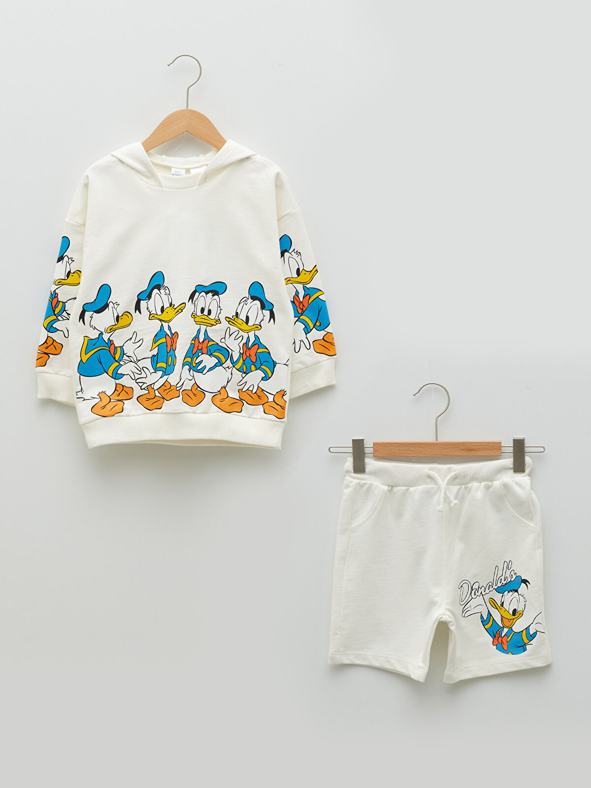 Kapüşonlu Uzun Kollu Donald Duck Baskılı Erkek Bebek Sweatshirt ve Şort 2'li Takım Kapüşonlu Uzun Kollu Donald Duck Baskılı Erkek Bebek Sweatshirt ve Şort 2'li Takım